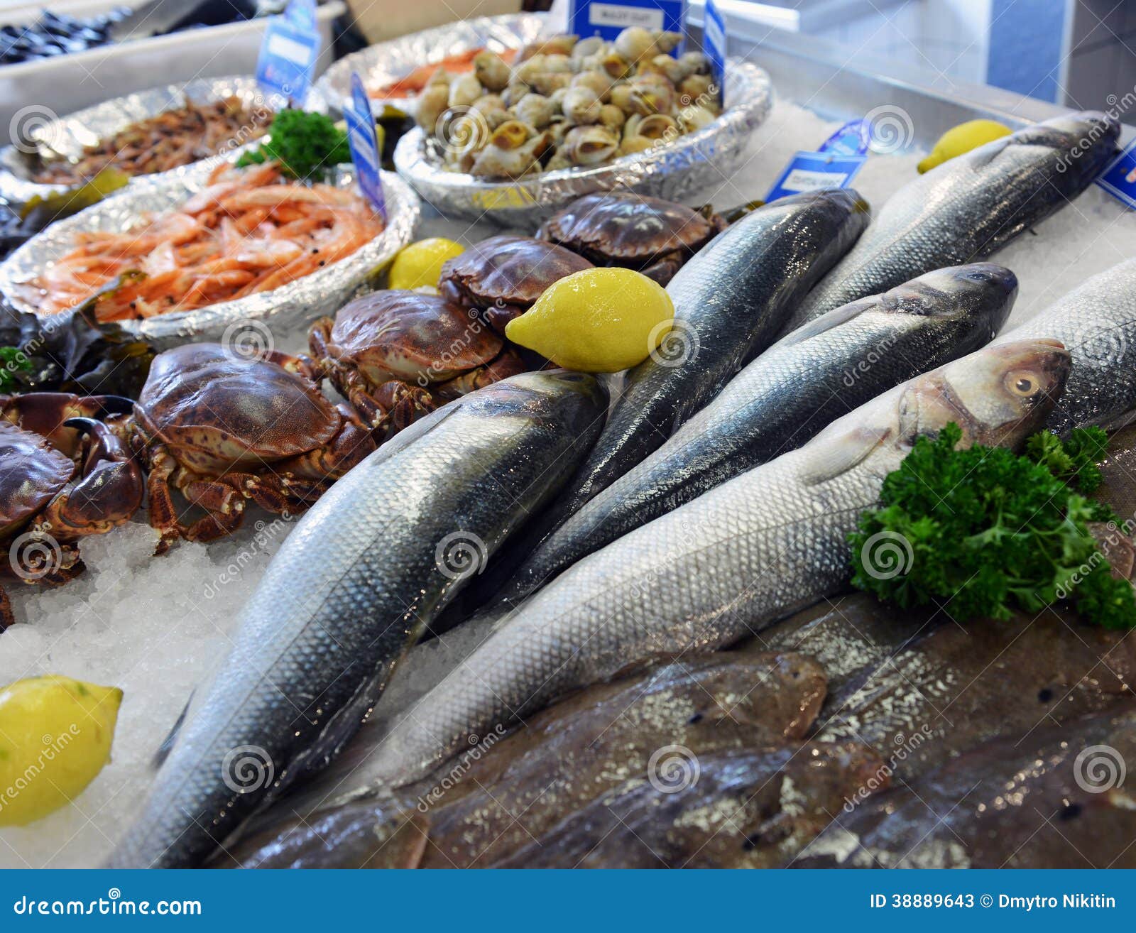 Poisson cru image stock. Image du personne, marché, crabes - 38889643