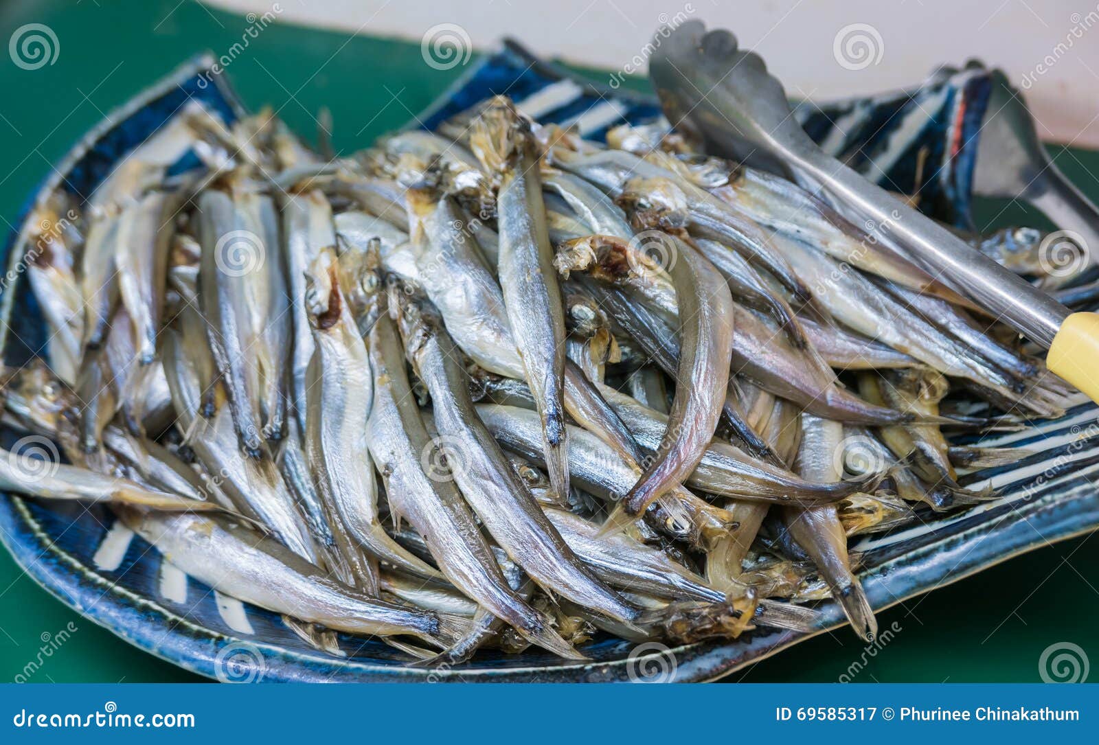 Poisson frais de capelan image stock. Image du pile, graisseux - 69585317