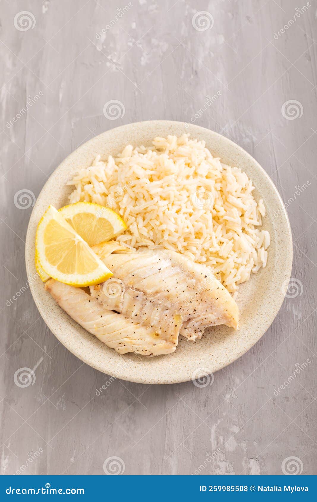 Poisson Frit Avec Riz Blanc Bouilli Sur Plat Blanc Photo stock - Image ...