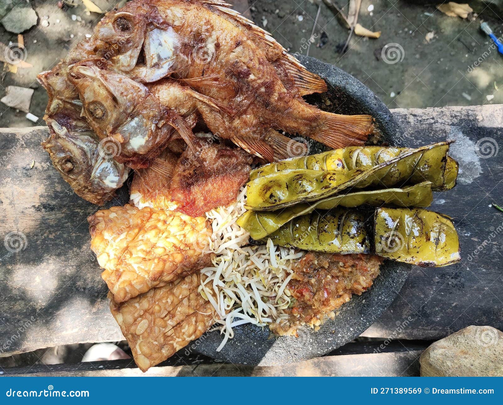 Poisson Frit Et Tempeh Frit Image stock - Image du assiettes, dîner ...