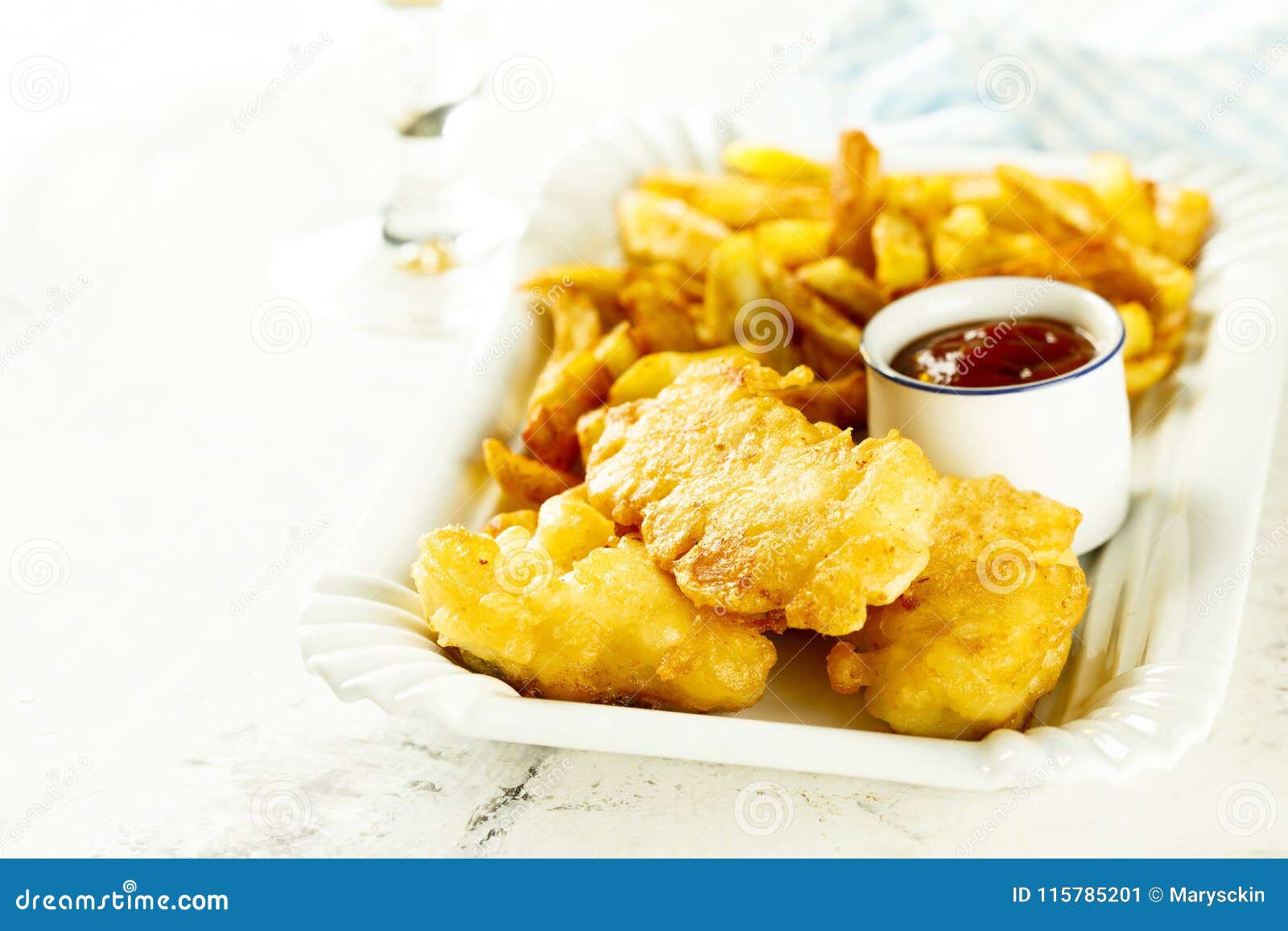 Poisson-frites Faits Maison Avec De La Sauce Image stock - Image du ...