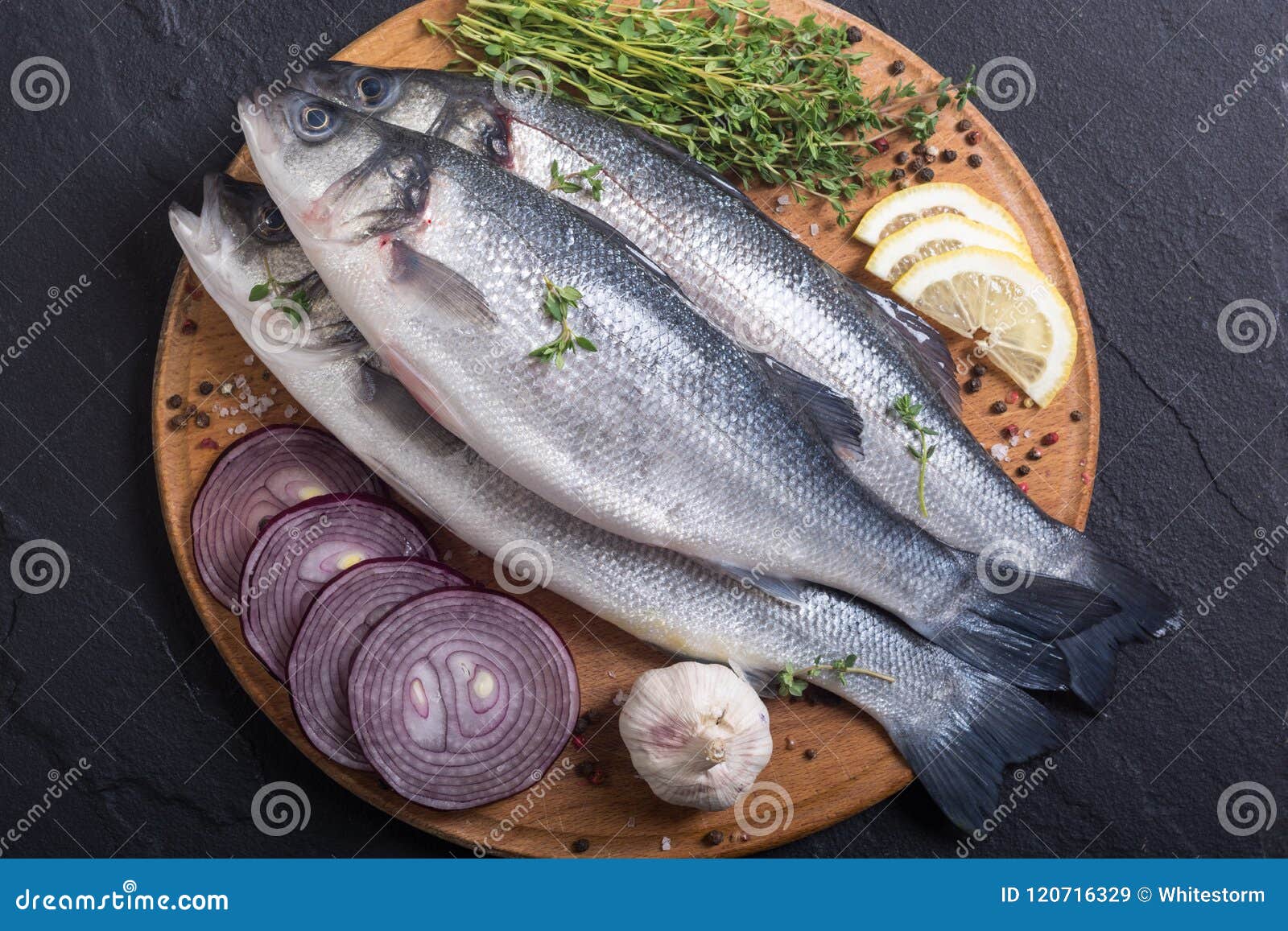 Poissons Crus De Bar De Mer Image stock - Image du froid, cuisine ...