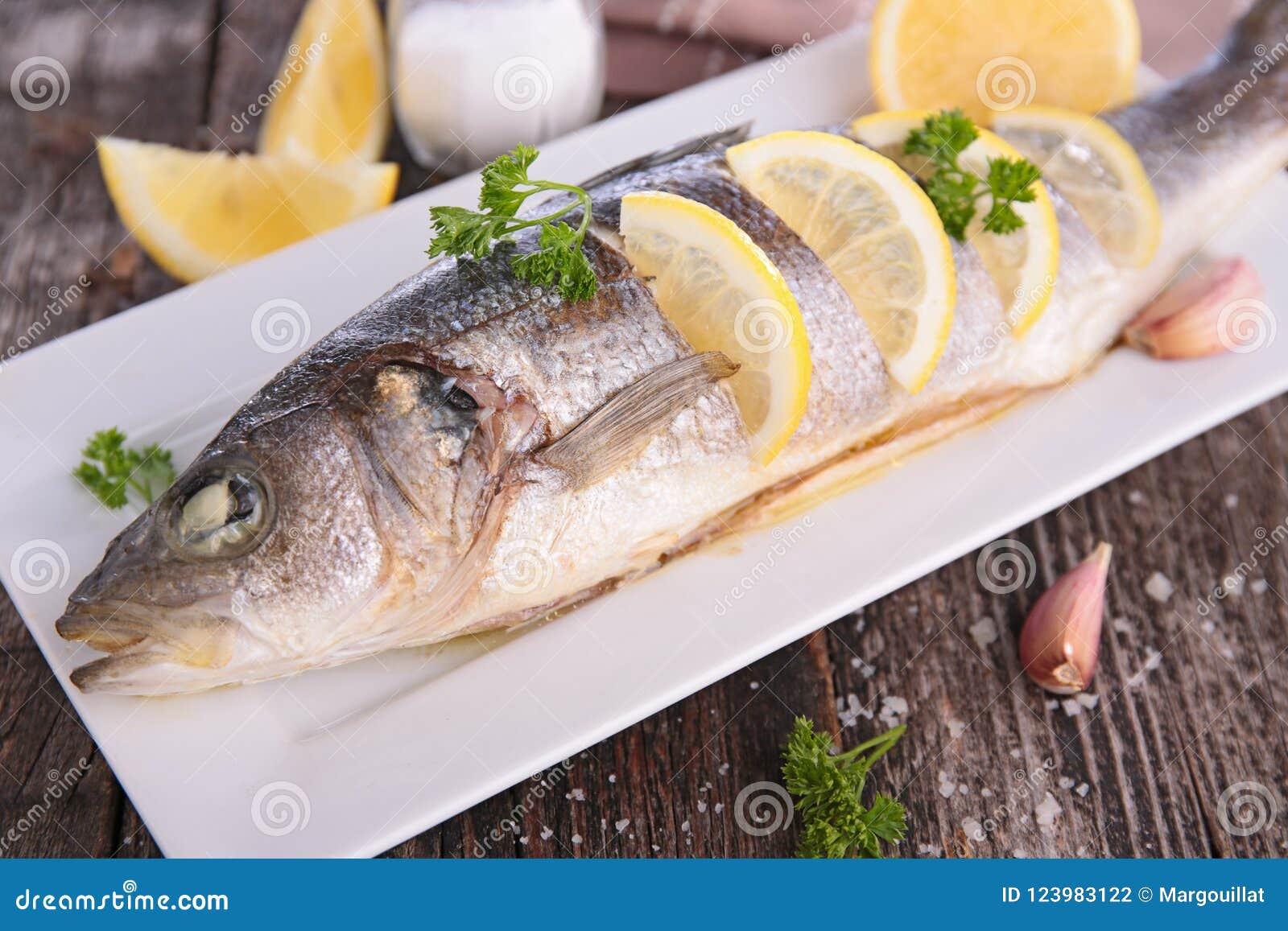 Poissons Cuits Au Four Avec Le Citron Photo stock - Image du ...