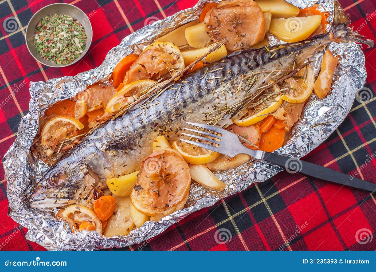Poissons Cuits Au Four Sur Une Nappe Image stock - Image du patate ...