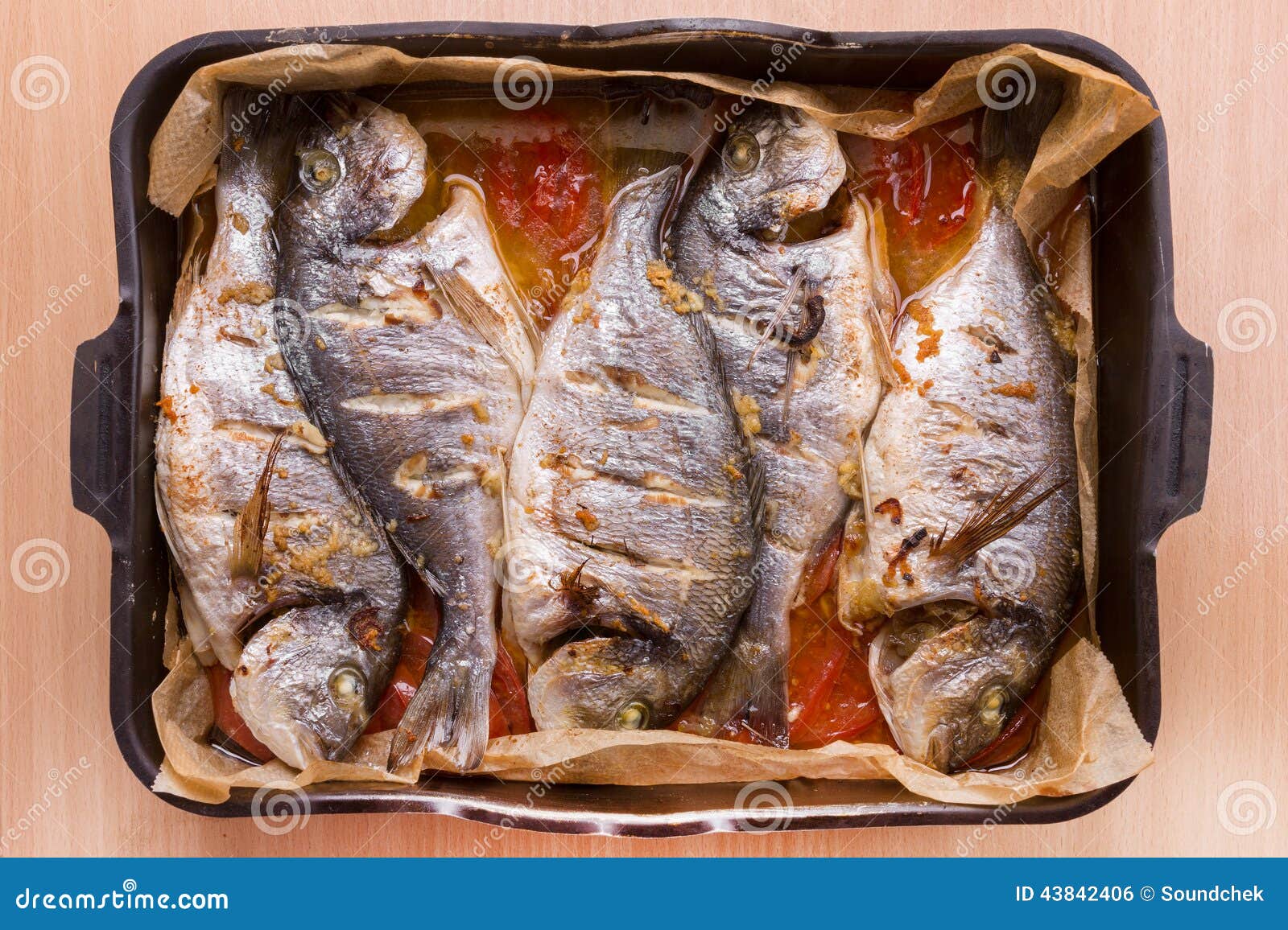 Poissons De Bar Sur Une Plaque De Cuisson Photo stock - Image du régime ...