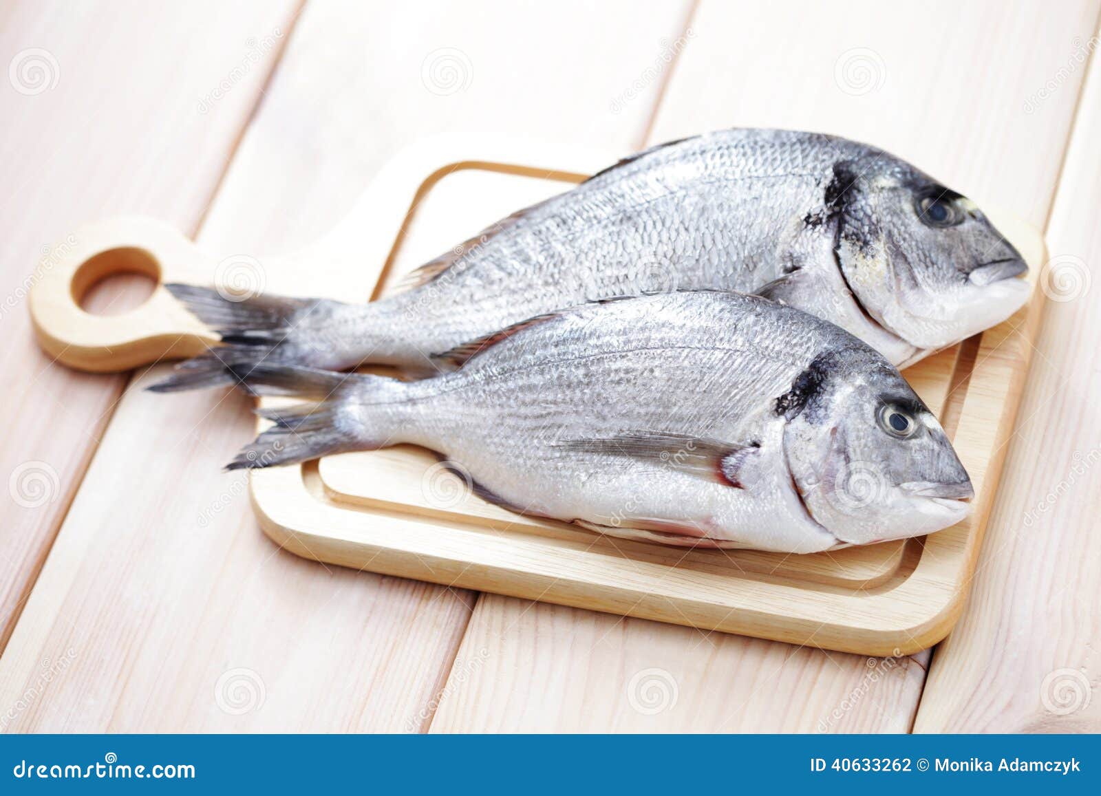 Poissons de Dorada photo stock. Image of manger, cuisine - 40633262