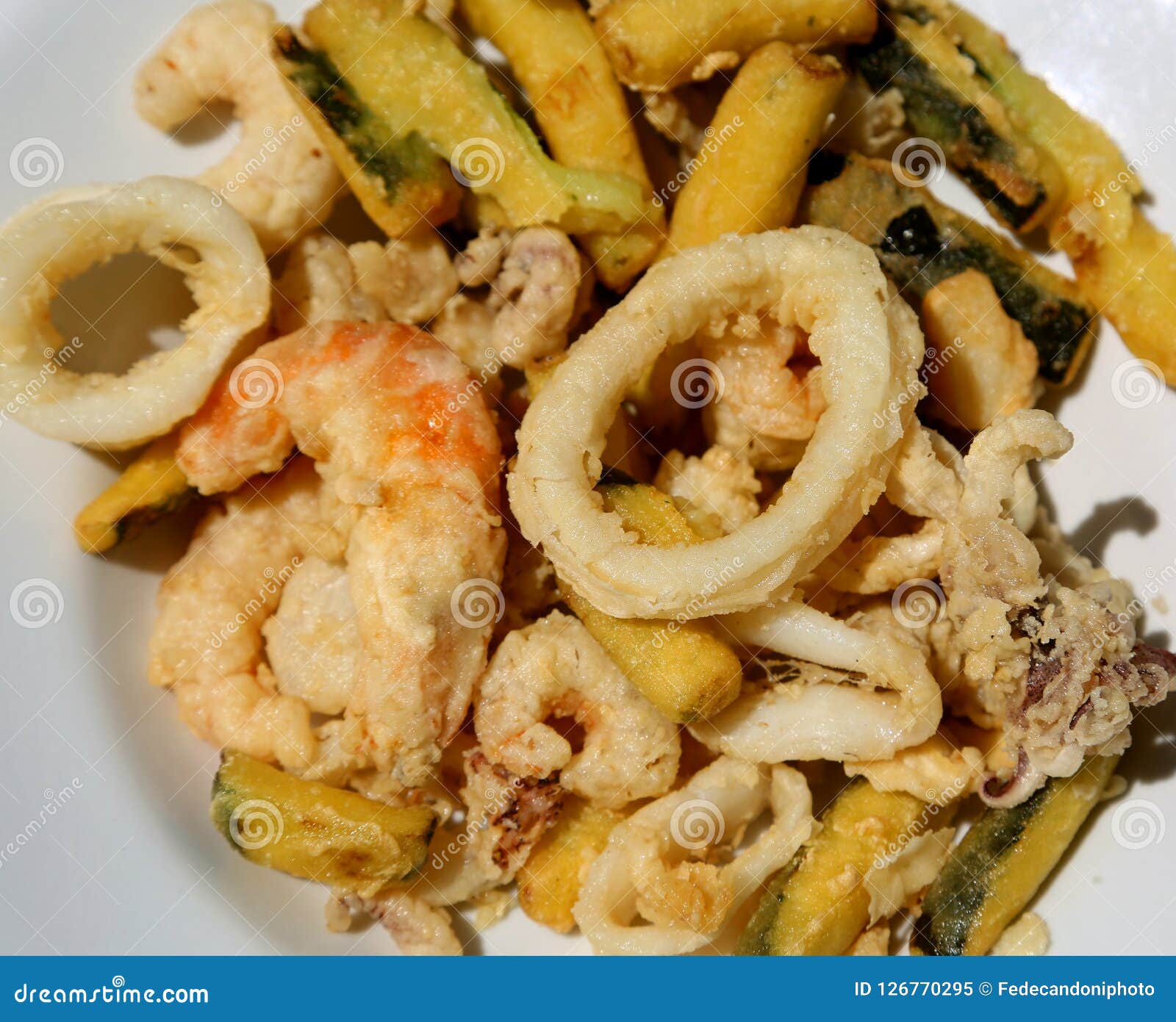 Poissons Et Vegetableson Battu Le Plat Image stock - Image du battu ...