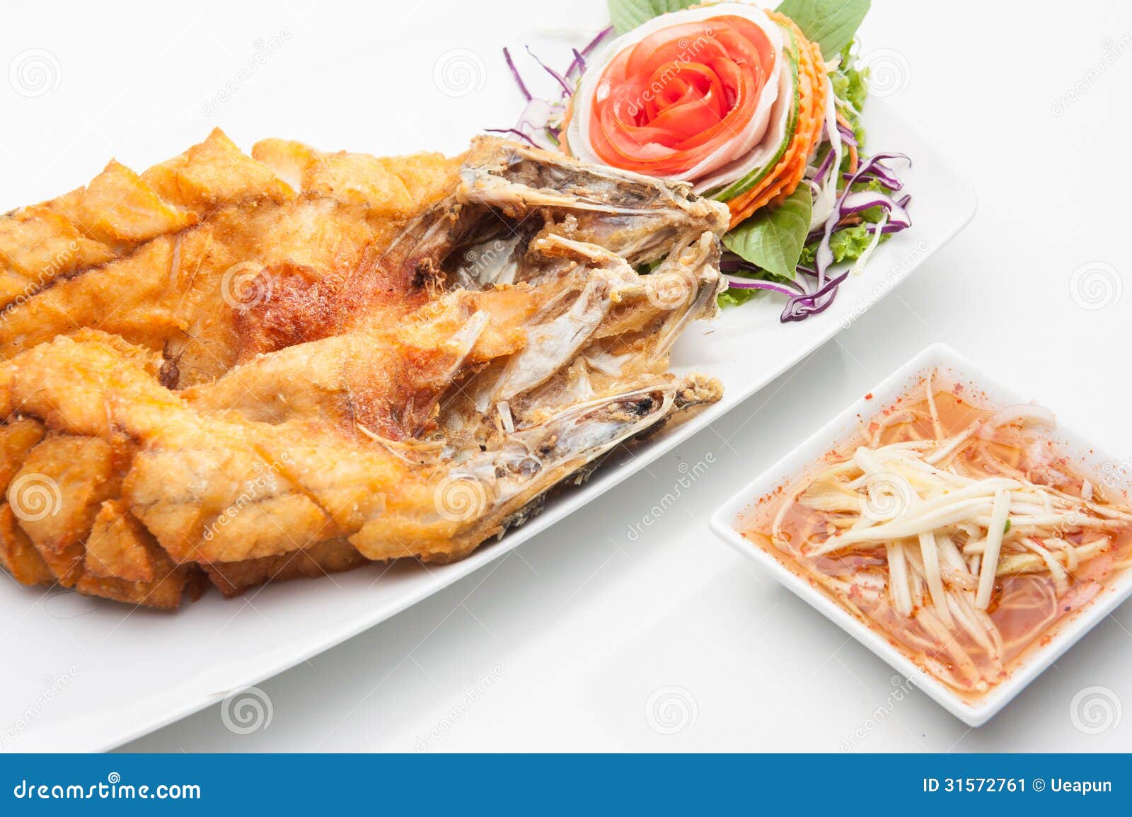 Poissons Frits Servis Dans Le Plat Blanc Image stock - Image du gril ...