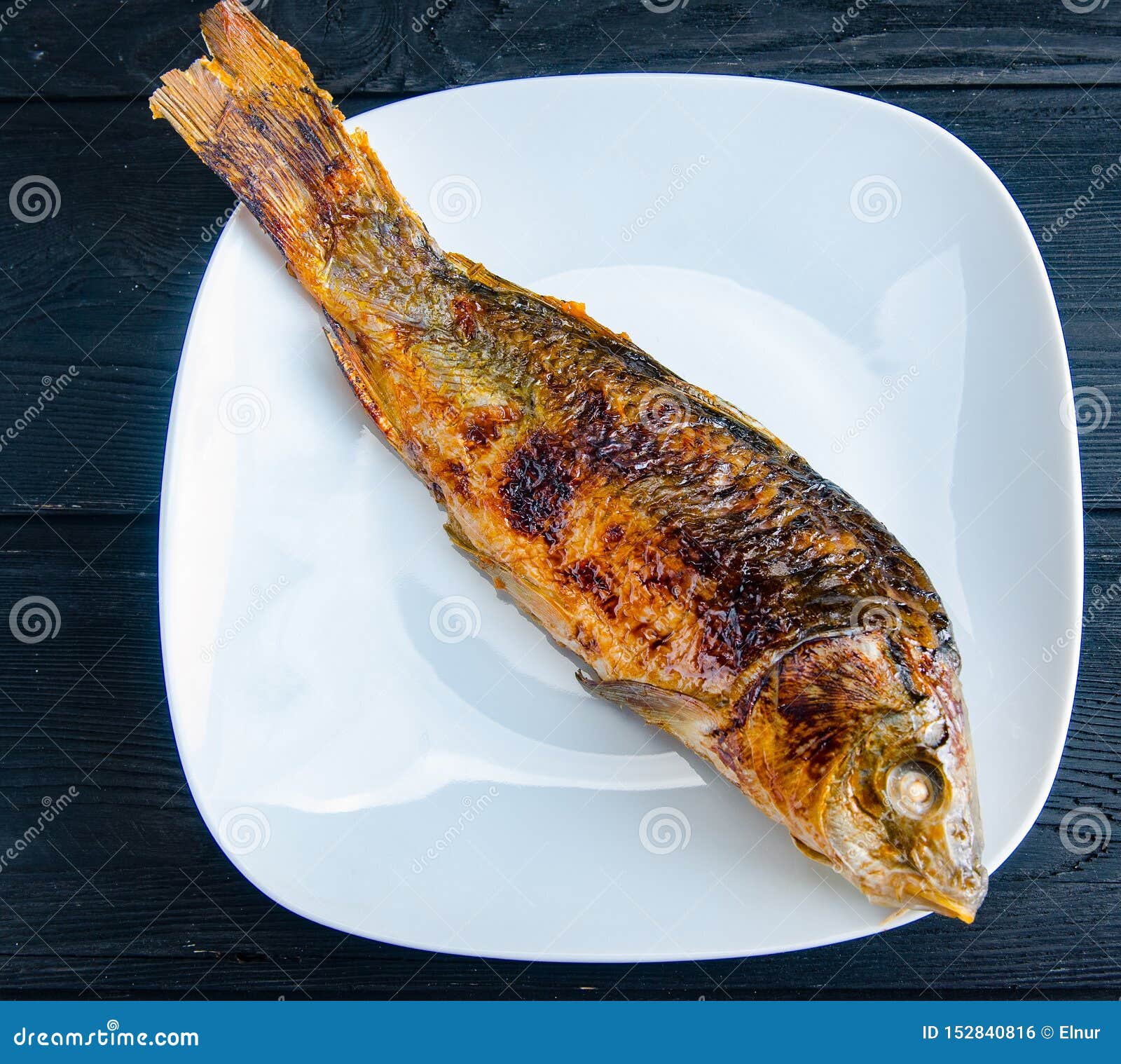 Poissons Frits Servis Du Plat Photo stock - Image of croustillant ...