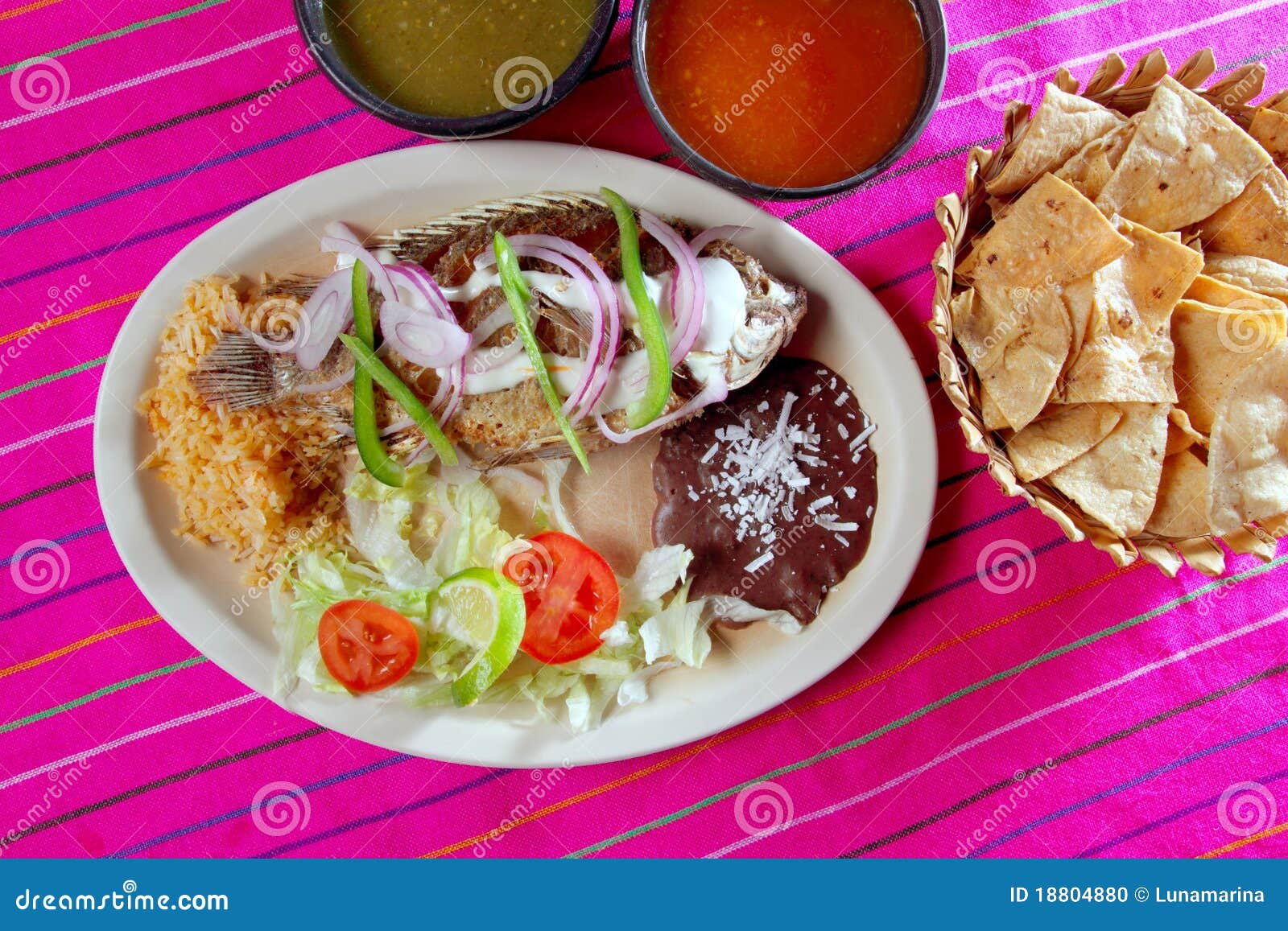 Poissons Mexique De Tilapia De Mojo D'ail De Mojarra Photo stock ...