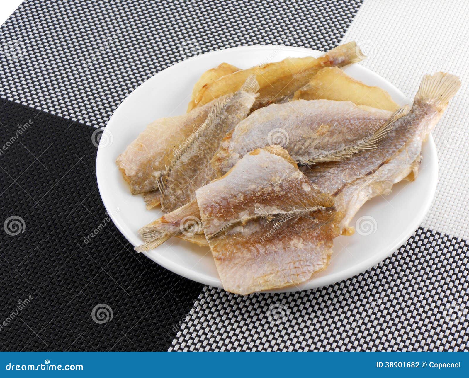 Poissons Secs Du Plat Blanc Photo stock - Image du manger, salé: 38901682