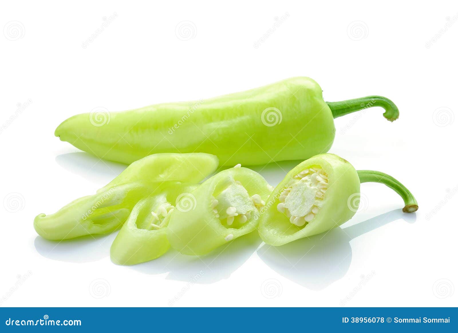 Poivre Vert De Piment Fort Sur Le Blanc Photo stock - Image du cayenne ...
