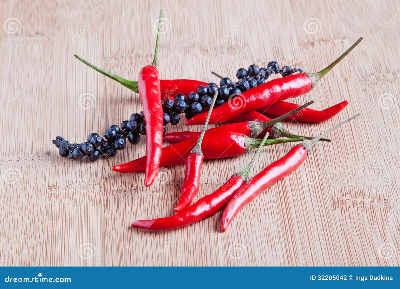 Poivrons De Piment D'un Rouge Ardent Photo stock - Image du goût, pois ...