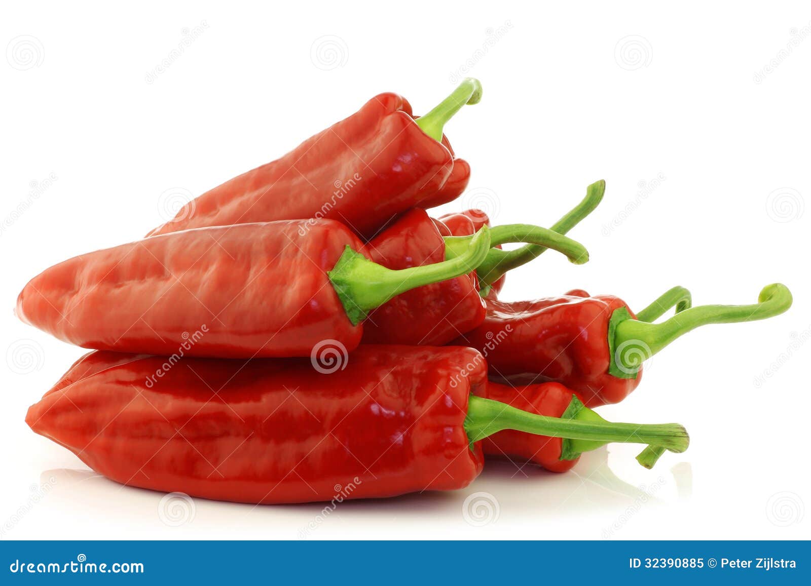 Poivrons doux rouges frais image stock. Image du cuisine - 32390885