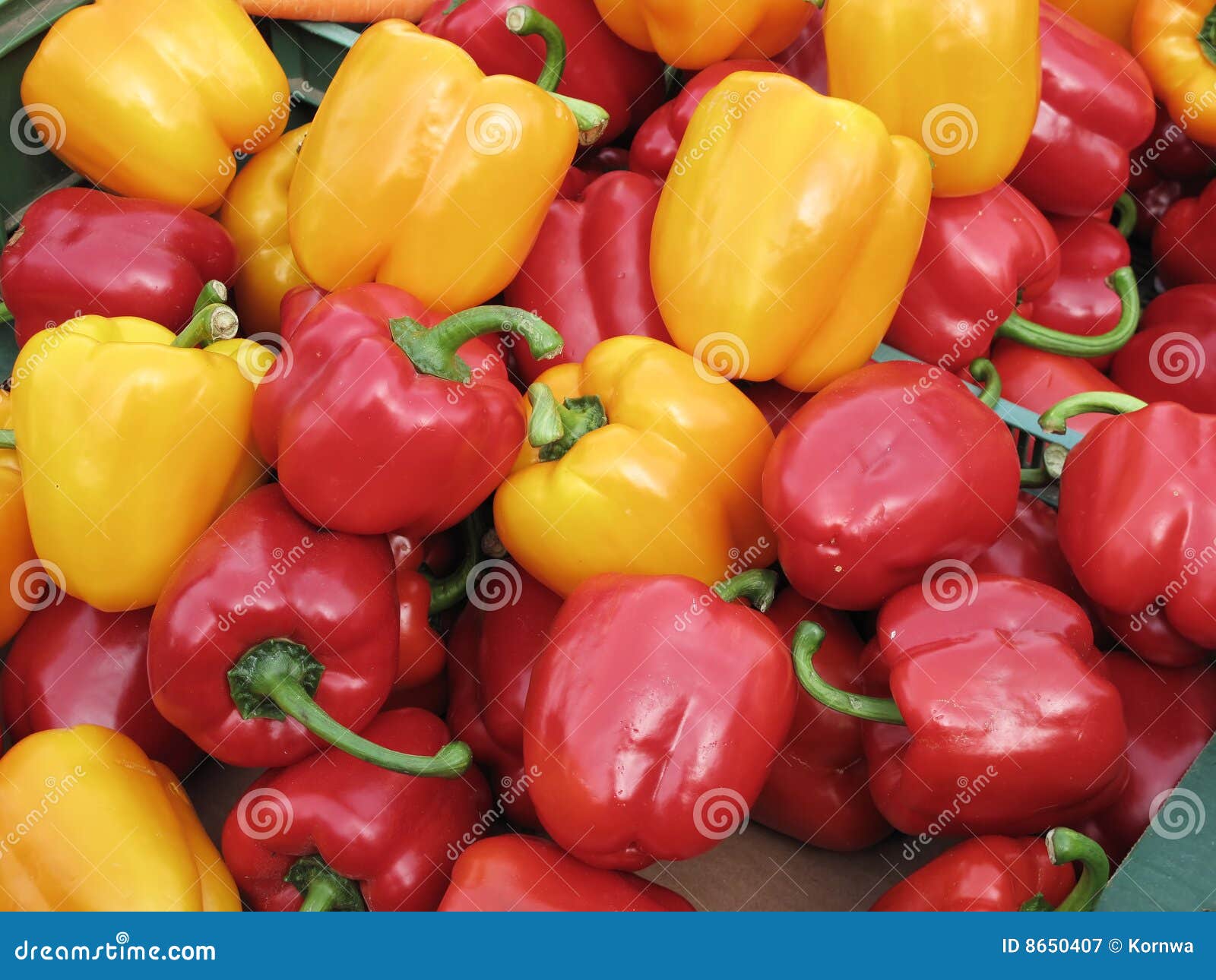 Poivrons jaunes et rouges image stock. Image du stalle - 8650407