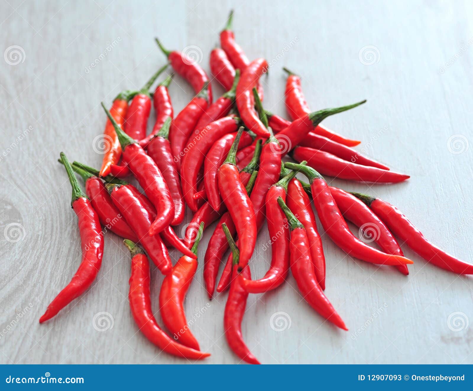 Poivrons rouges image stock. Image du poivron, horizontal - 12907093