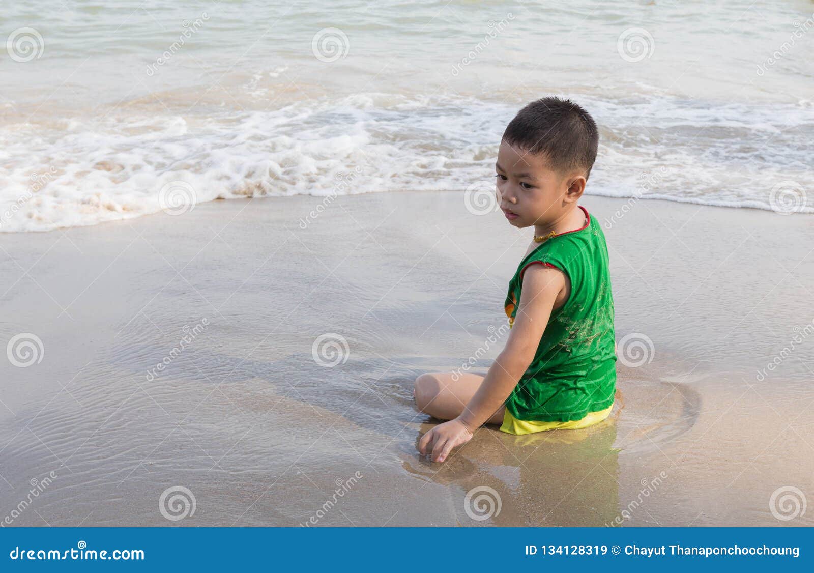 Pojke fotografering för bildbyråer. Bild av strand, järnhand - 134128319