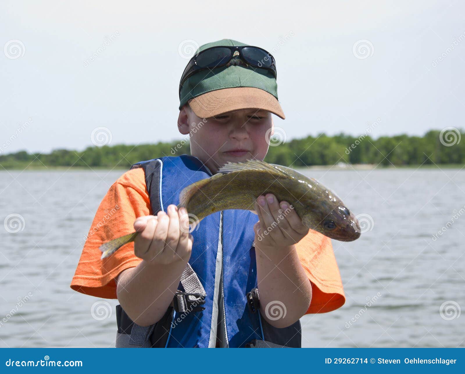 Pojke med den hala fisken arkivfoto. Bild av sjö, hakat - 29262714