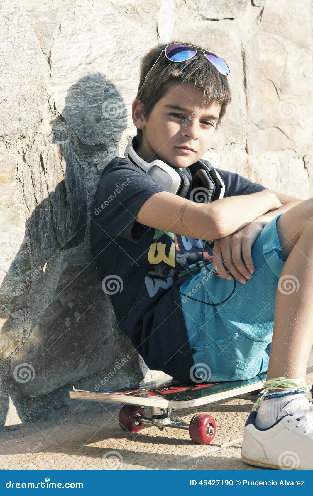 Pojke med skateboarden arkivfoto. Bild av stad, sittande - 45427190