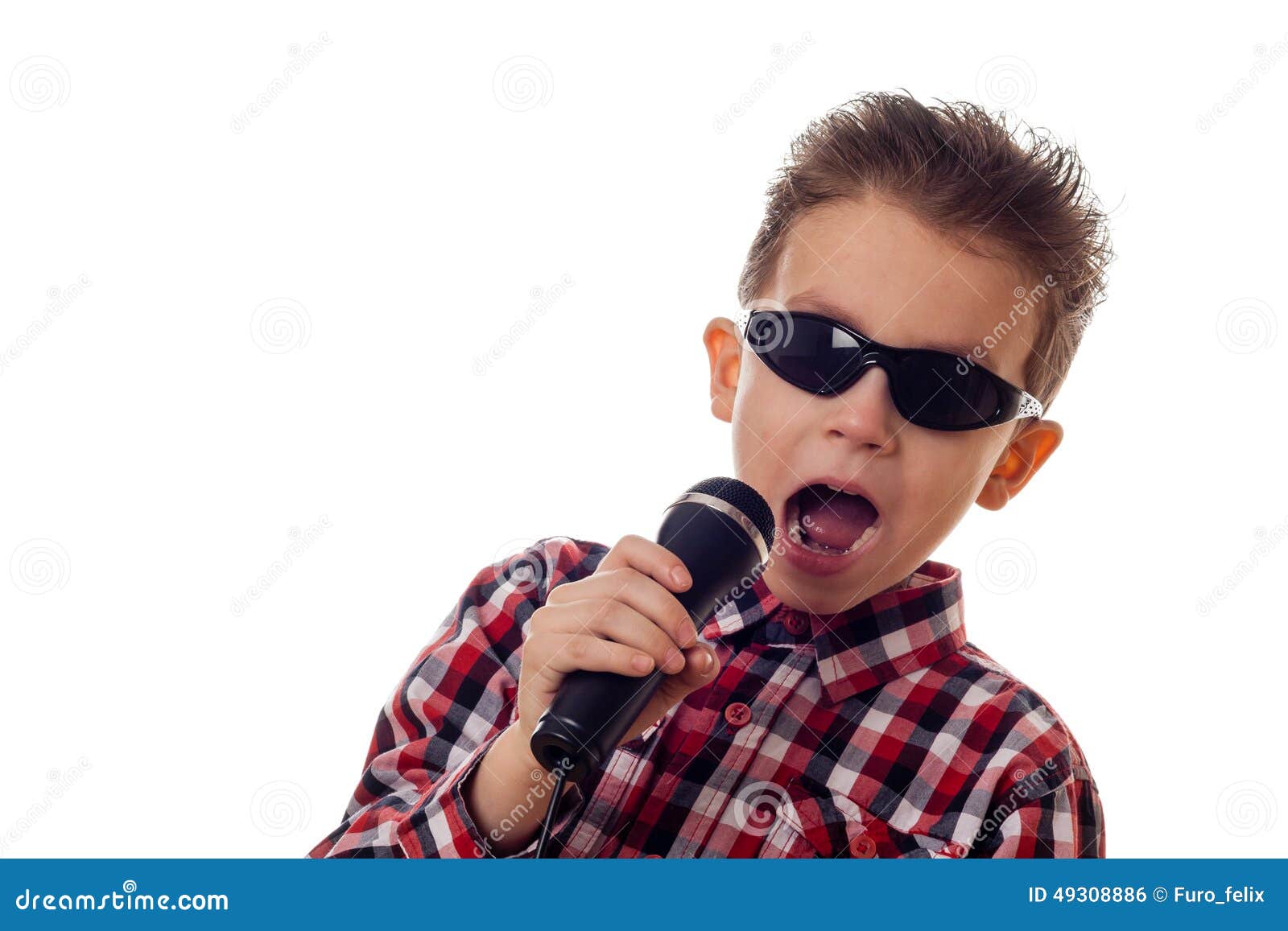 Pojke som högt sjunger arkivfoto. Bild av vitt, kaukasisk - 49308886