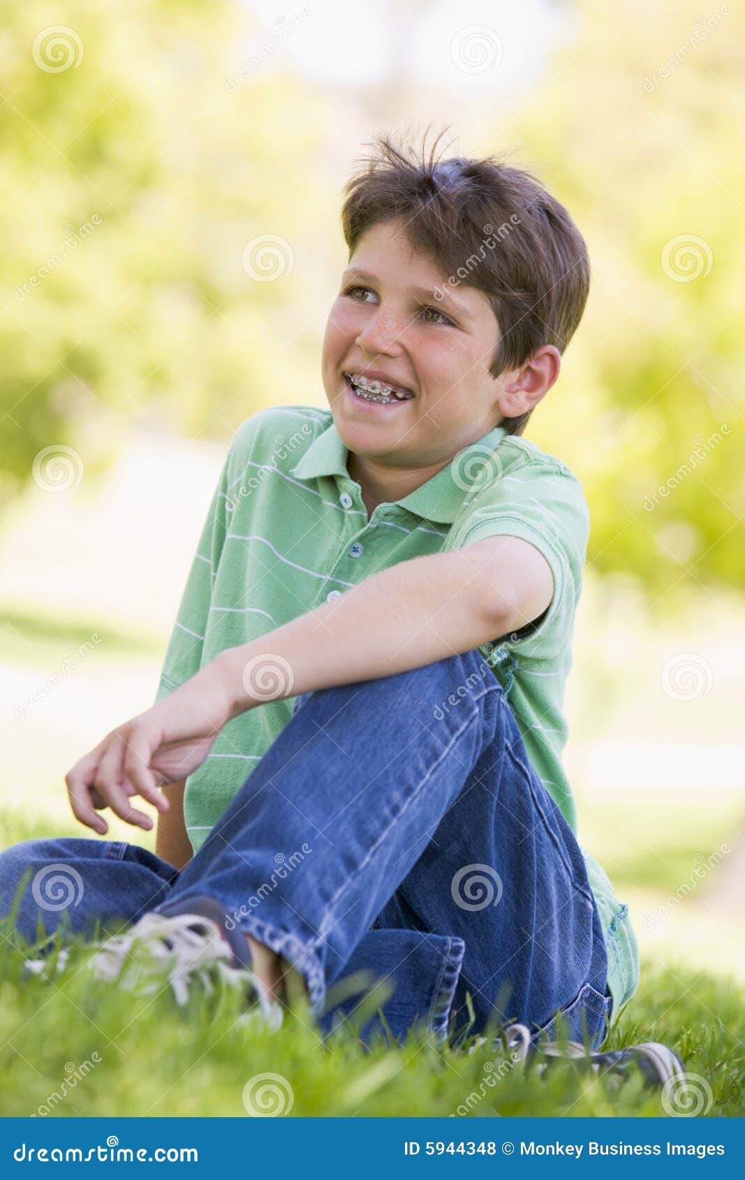 Pojke Som Sitter Utomhus Barn Arkivfoto - Bild av vertikalt, parkera ...