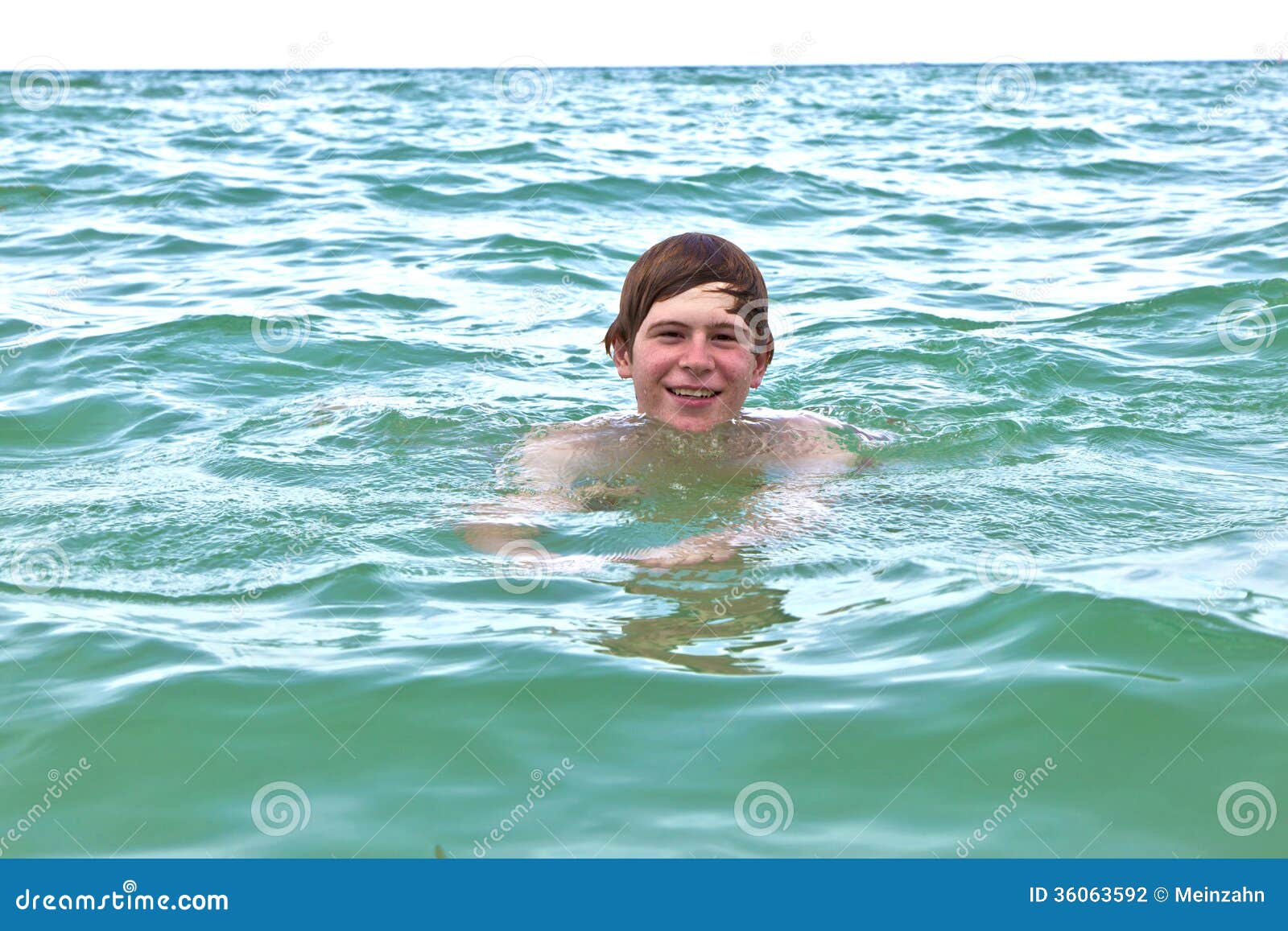 Pojken simmar i havet arkivfoto. Bild av fradga, härlig - 36063592