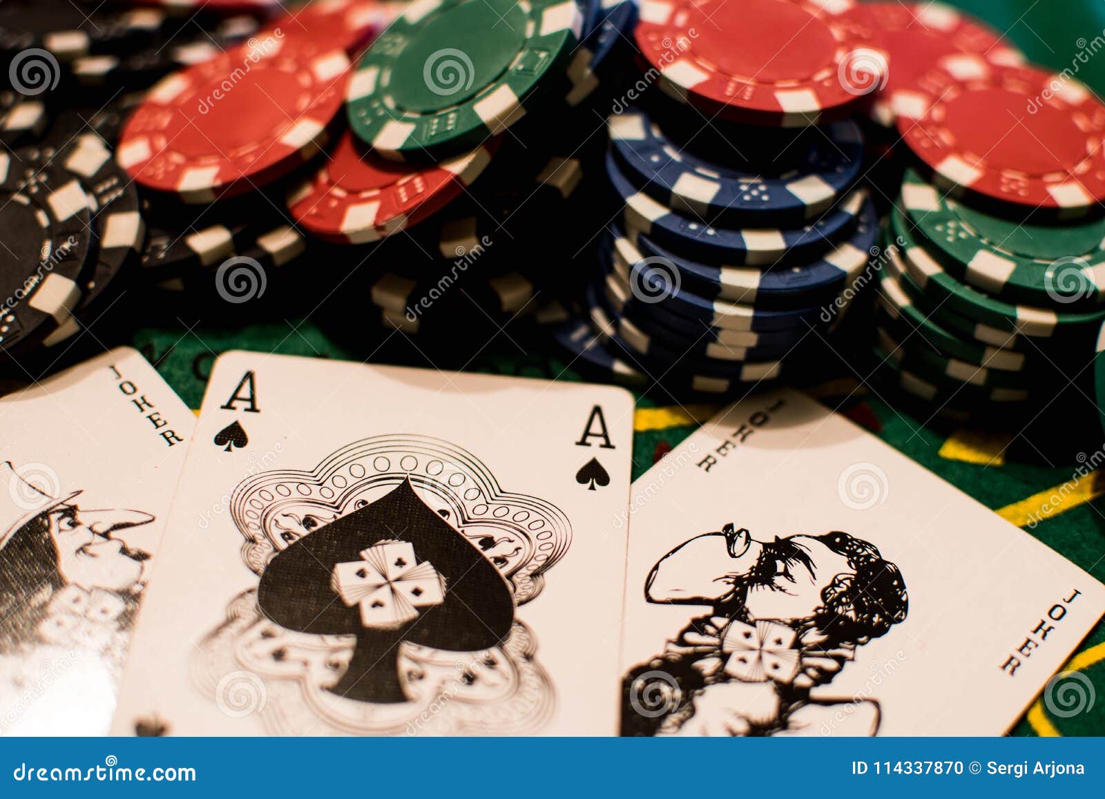 Pokerkarten Und Chips Vieler Farben Stockfoto - Bild von wette, spielen ...