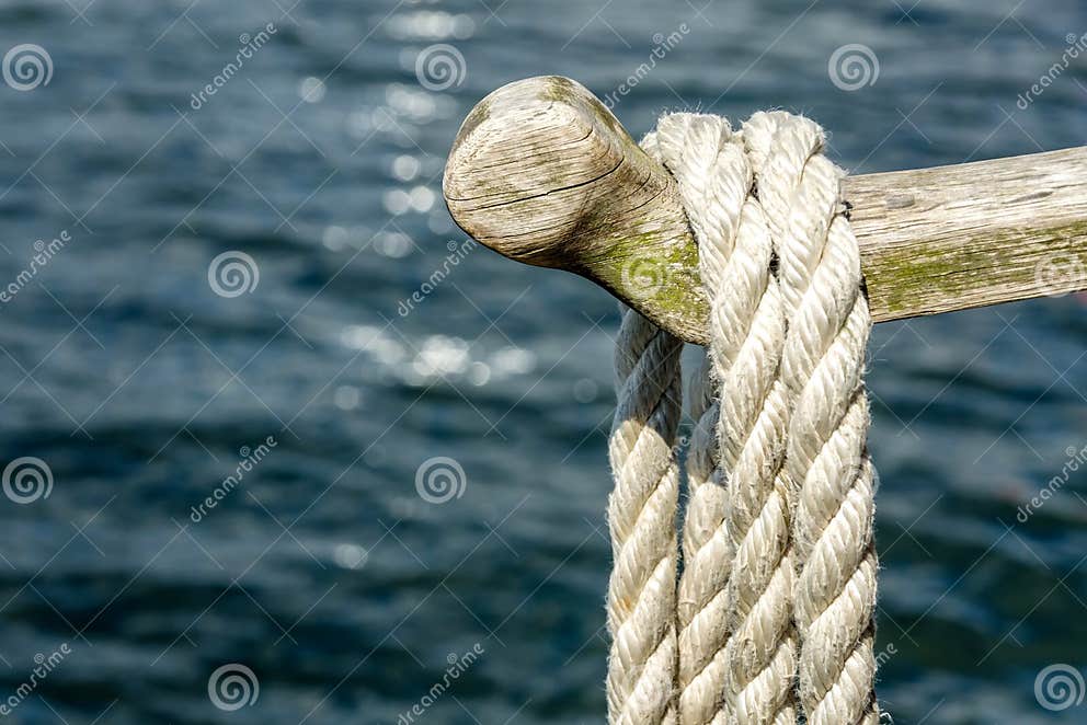 Pole mit Trosse stockfoto. Bild von transport, küstenlinie - 46027170