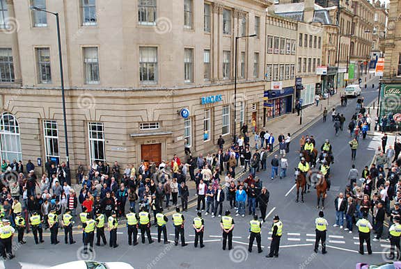 Police Barricade Protesters Editorial Image - Image of stopping, line ...