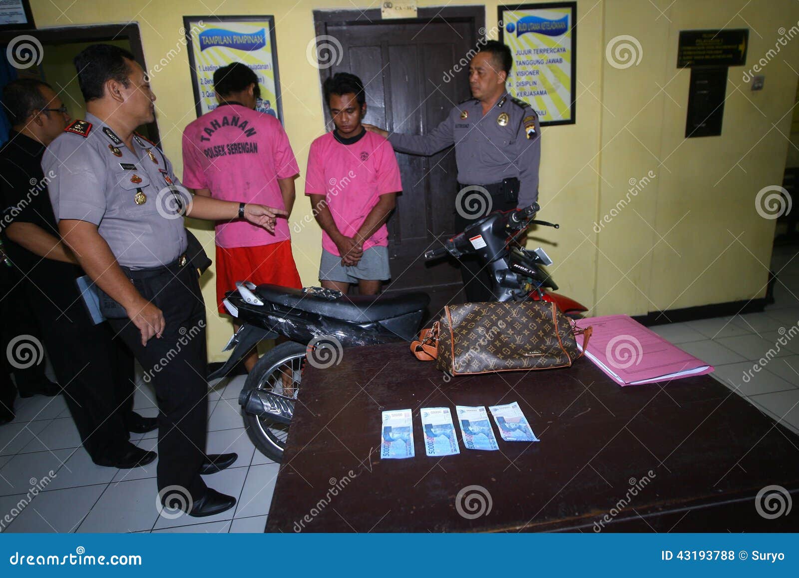 Police catch robber editorial stock photo. Image of central - 43193788