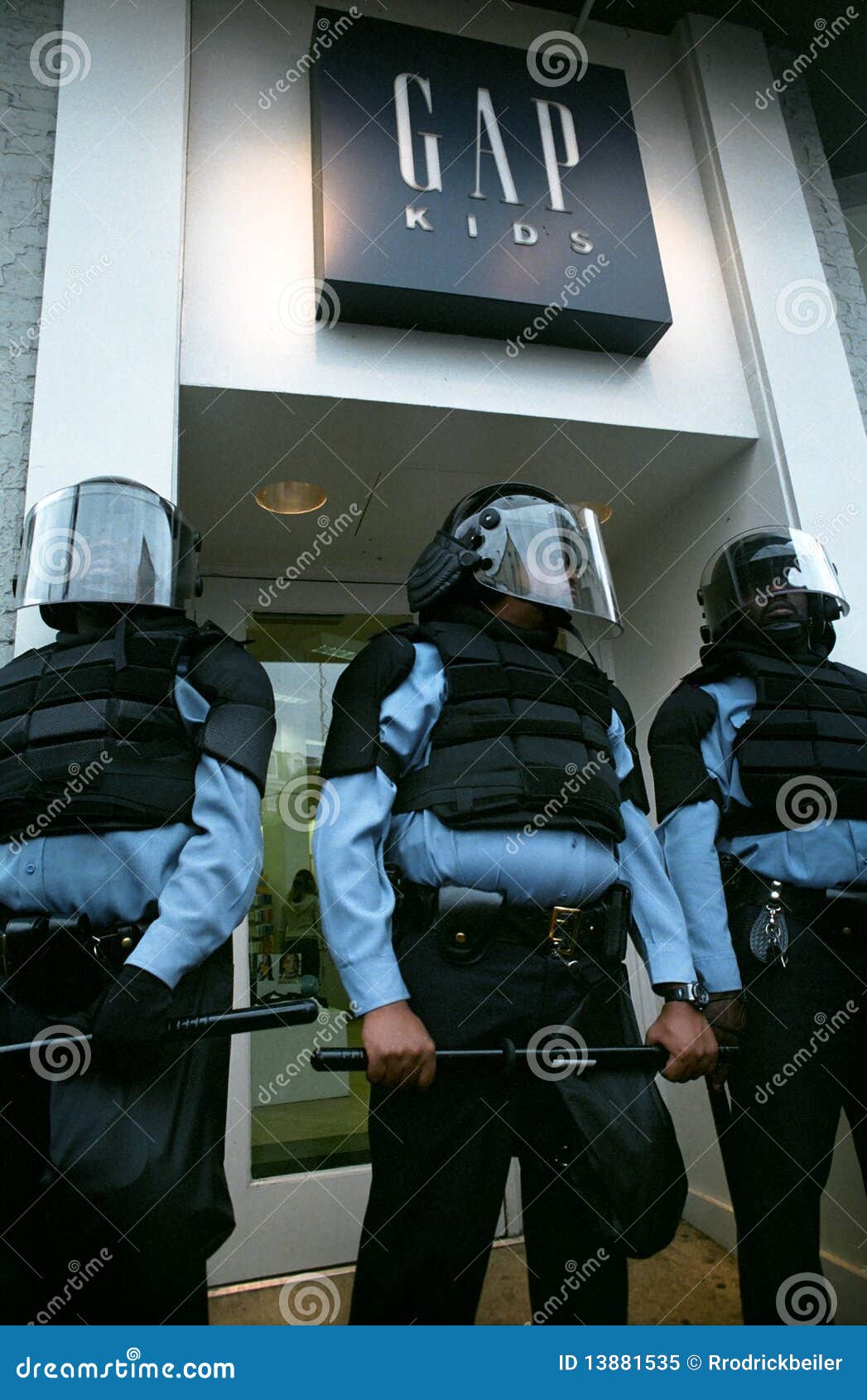 Police d'émeute image éditorial. Image du permissible - 13881535