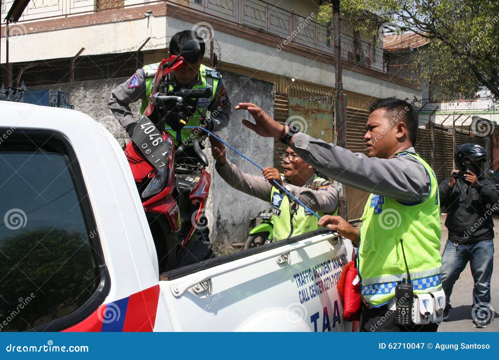 POLICE HANDLE MOTOR ACCIDENT Editorial Photography - Image of react ...