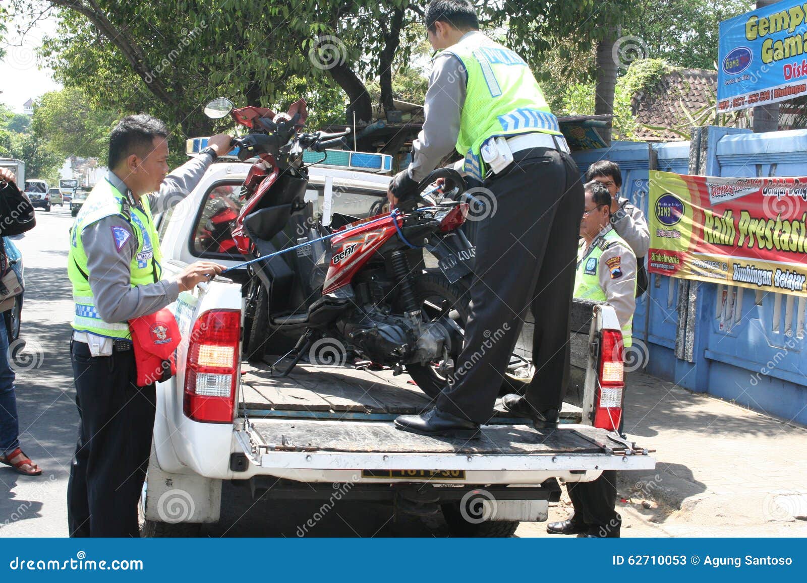 POLICE HANDLE MOTOR ACCIDENT Editorial Stock Photo - Image of city ...