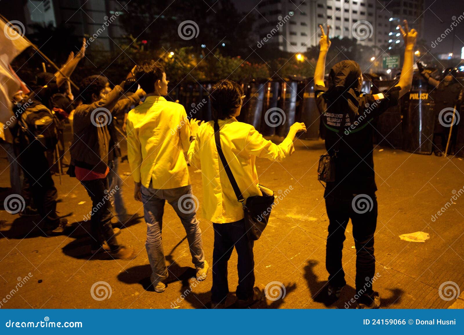 Police move demonstrant editorial photo. Image of price - 24159066