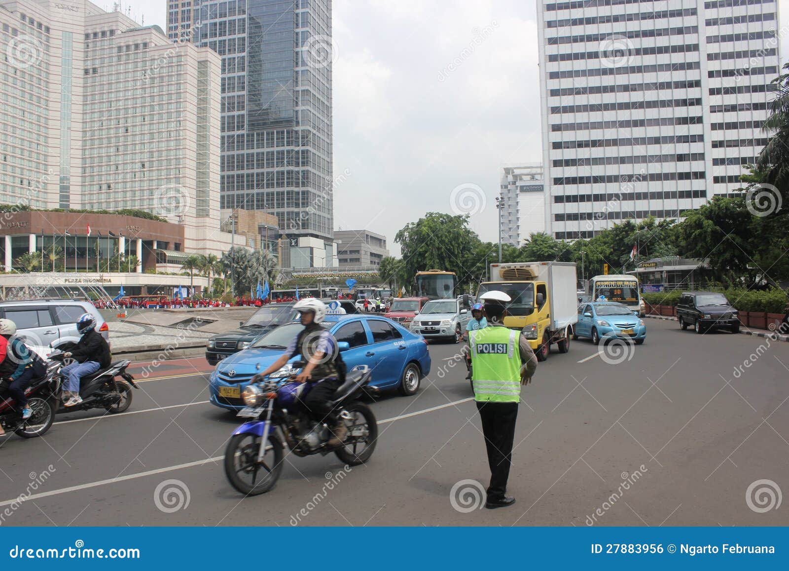 A Police Officer Directing Traffic Editorial Photo - Image of buildings ...