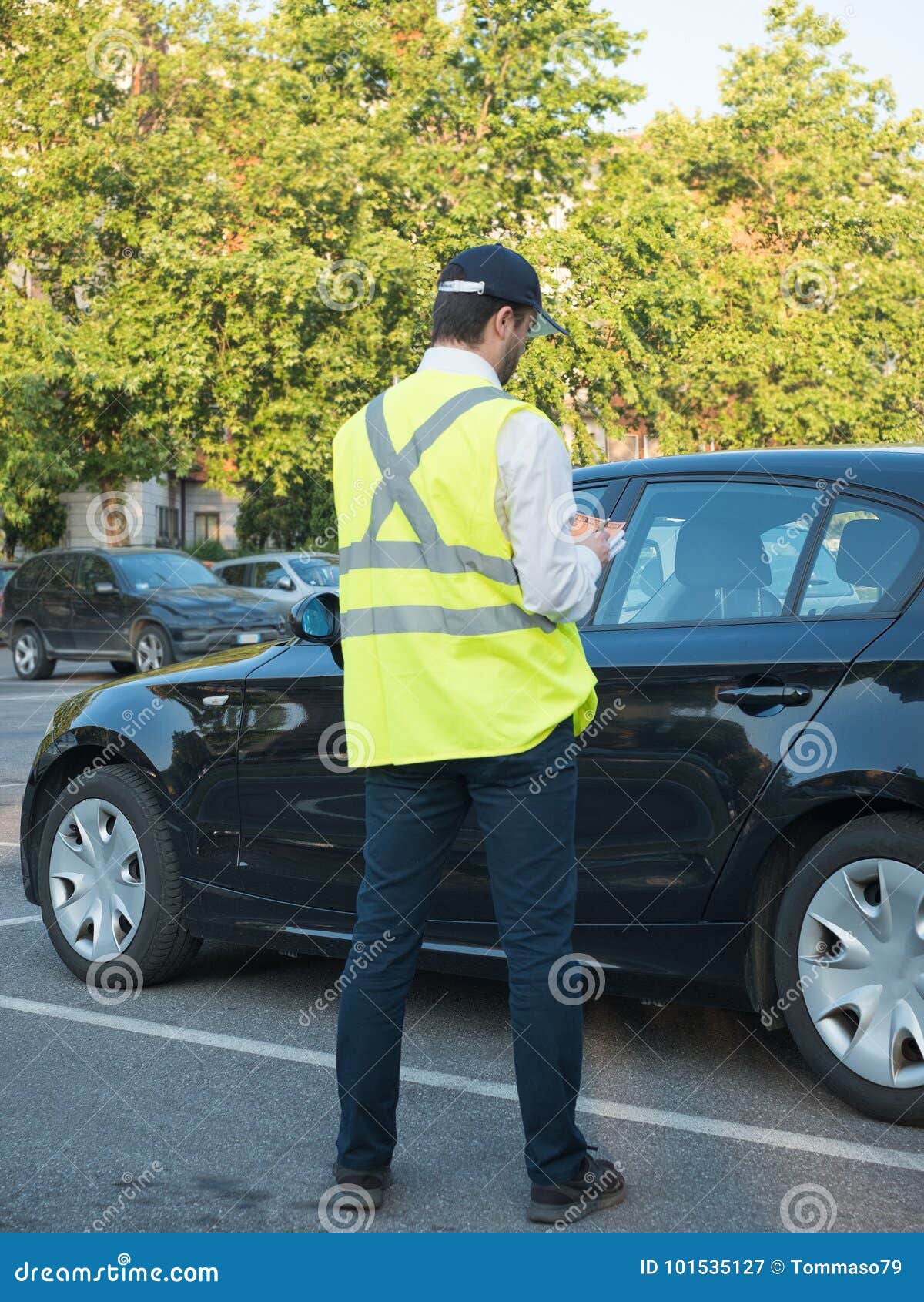 Police Officer Giving A Fine For Parking Violation Stock Image - Image ... Police Officer Giving A Fine For Parking Violation Stock Image - Image ...