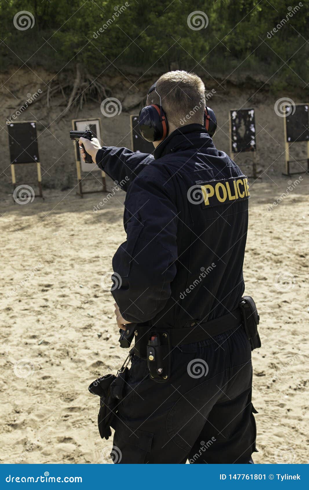 Police shooting editorial photo. Image of aiming, officer - 147761801