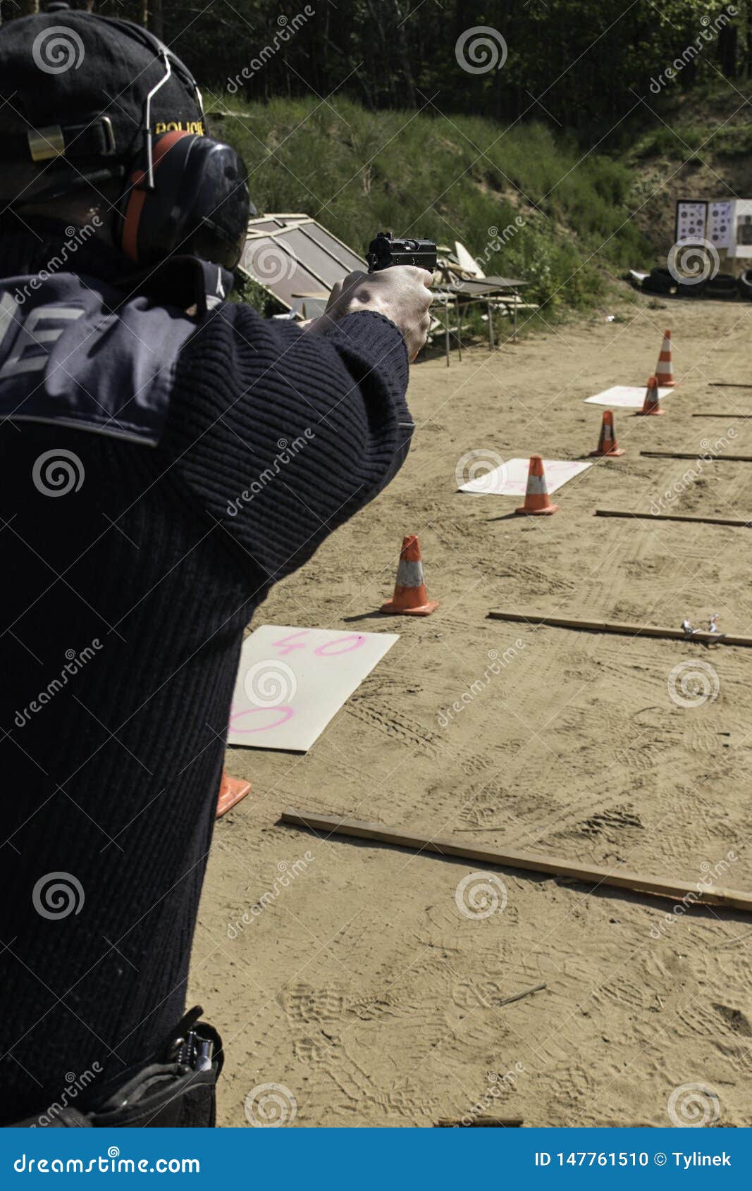 Police shooting editorial image. Image of revolver, policeman - 147761510