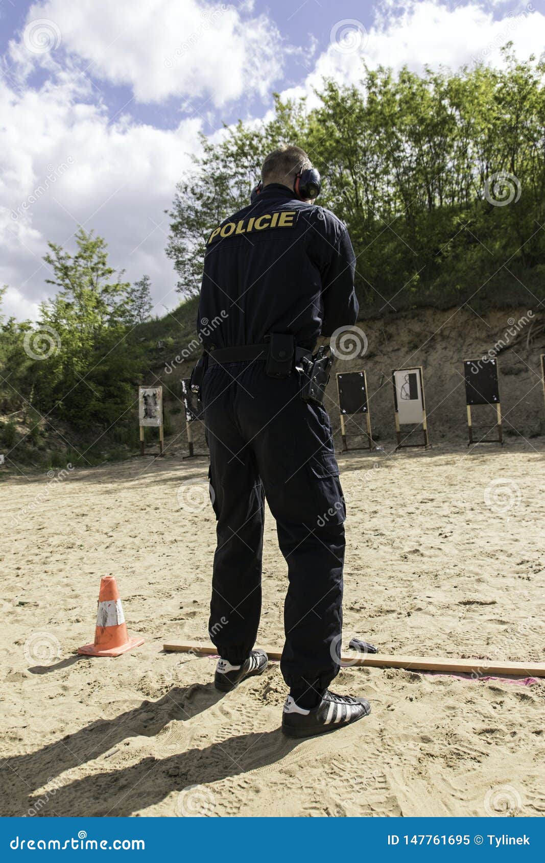 Police shooting editorial image. Image of concentration - 147761695