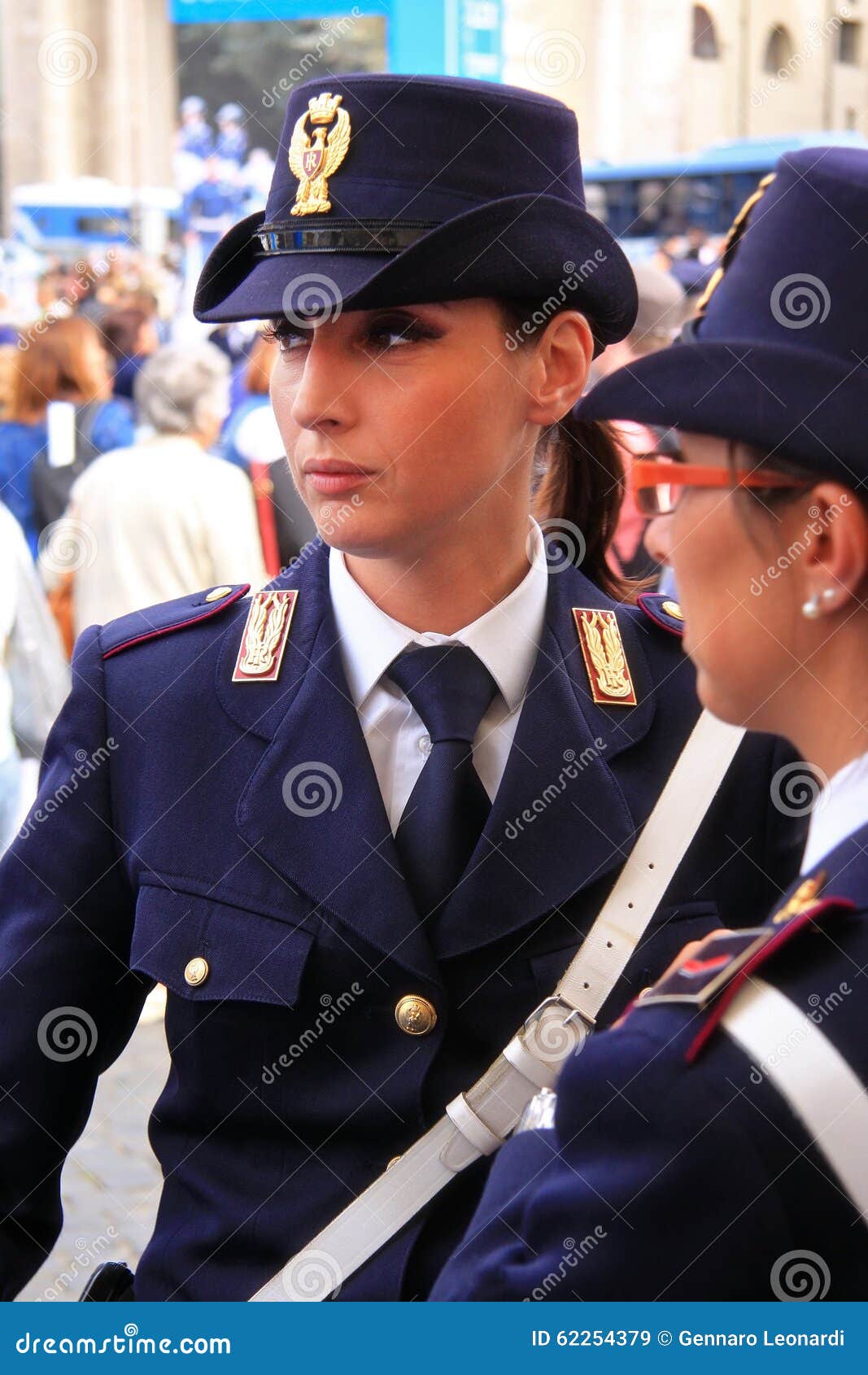 Policière dans l'uniforme image stock éditorial. Image du place - 62254379