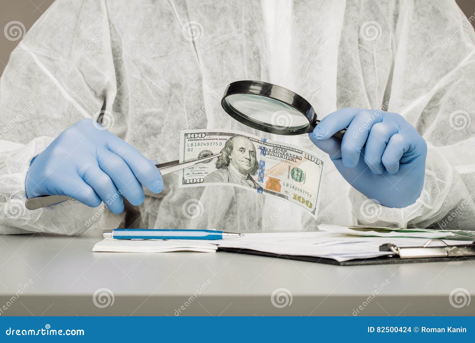 A Policial Com Lupa Verifica O Dinheiro Suspeito Foto de Stock - Imagem ...