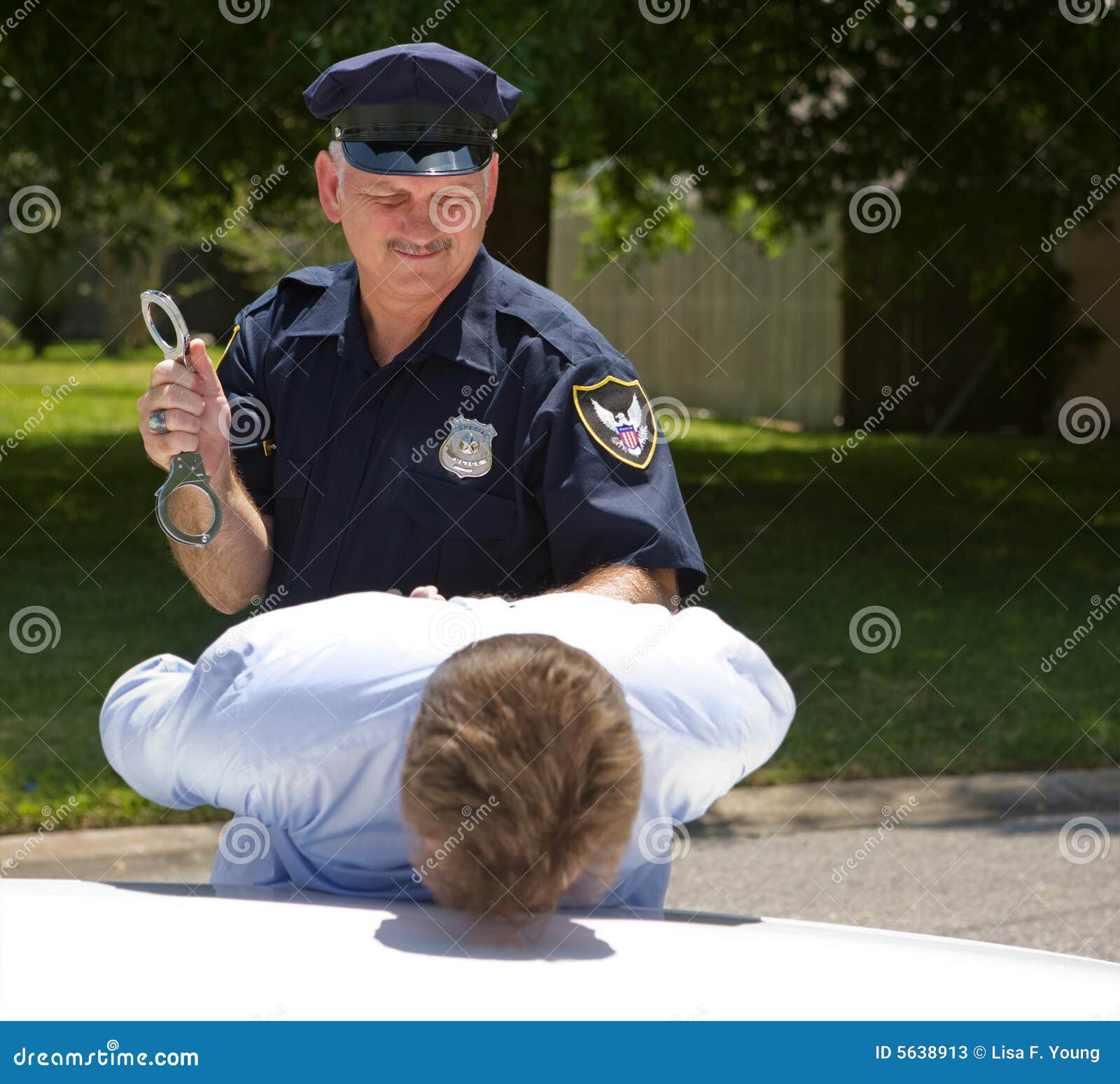 Policier avec des menottes image stock. Image du gouvernement - 5638913