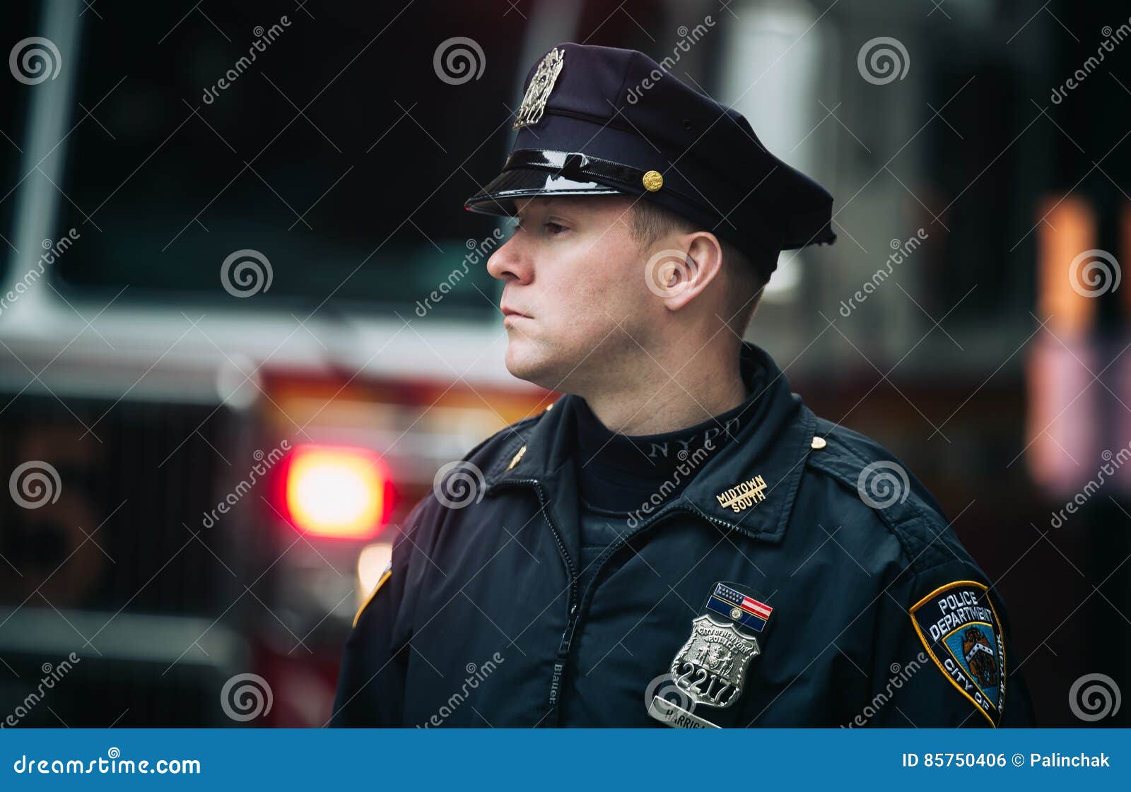 Policier de NYPD dans NYC photo éditorial. Image du militaire - 85750406