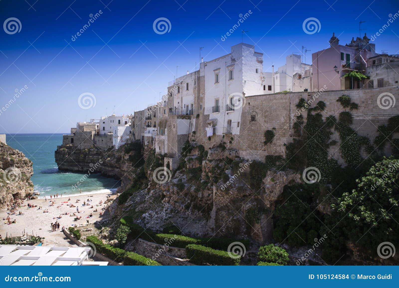 Polignano Mare Bari Italy foto de archivo. Imagen de asoleado - 105124584