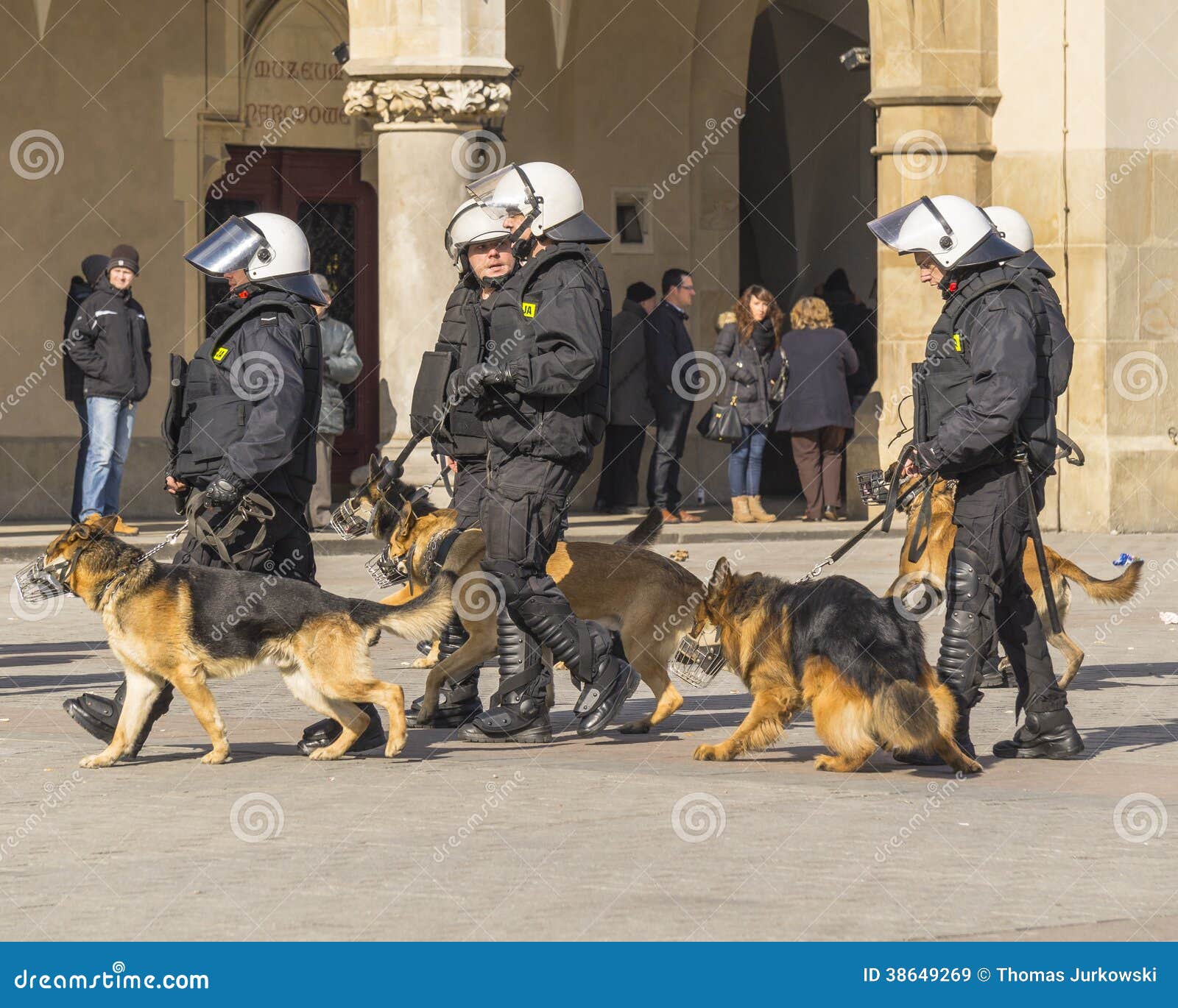 Politie met honden redactionele stock afbeelding. Image of duits - 38649269