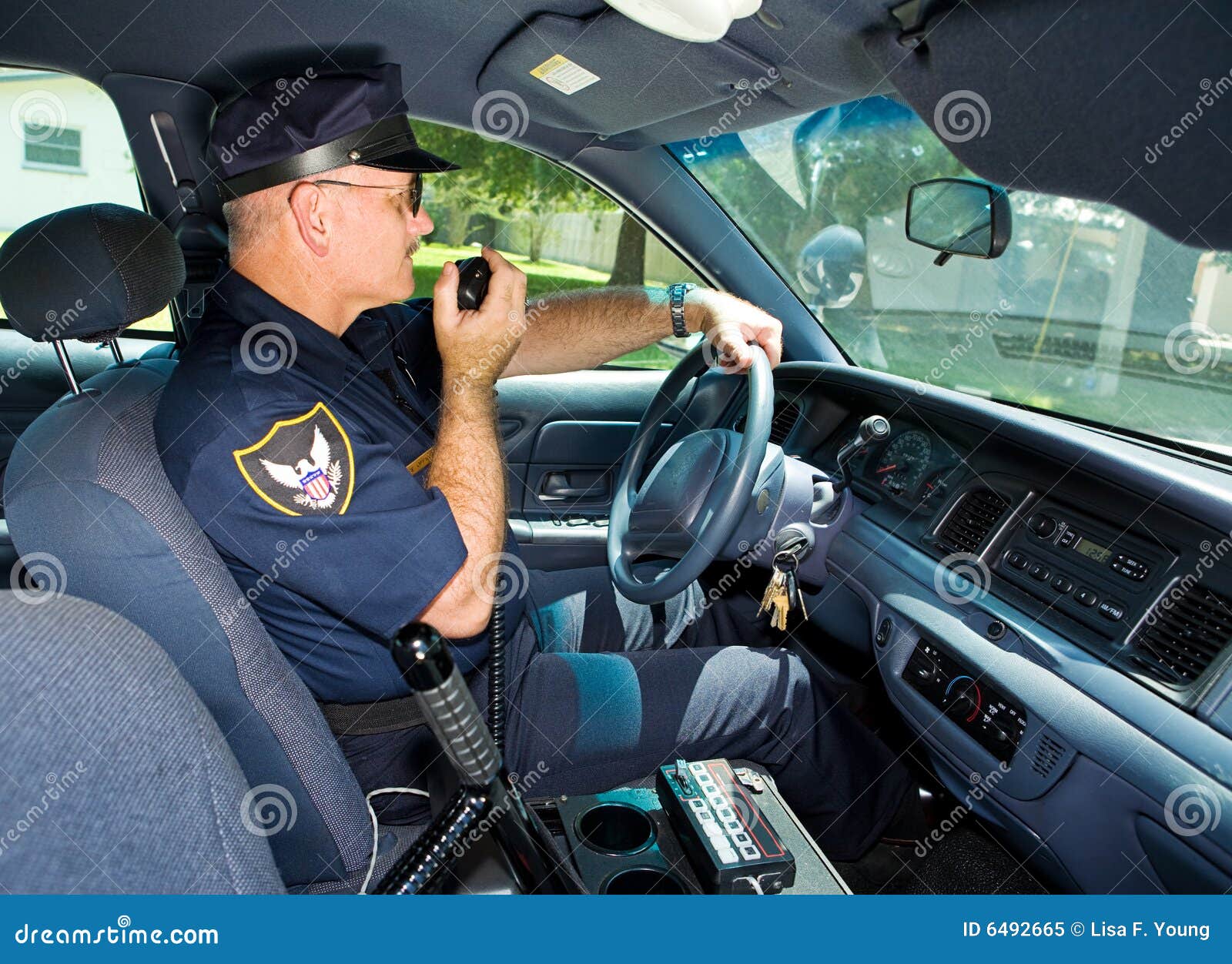 Politieagent op Radio stock afbeelding. Image of baan - 6492665