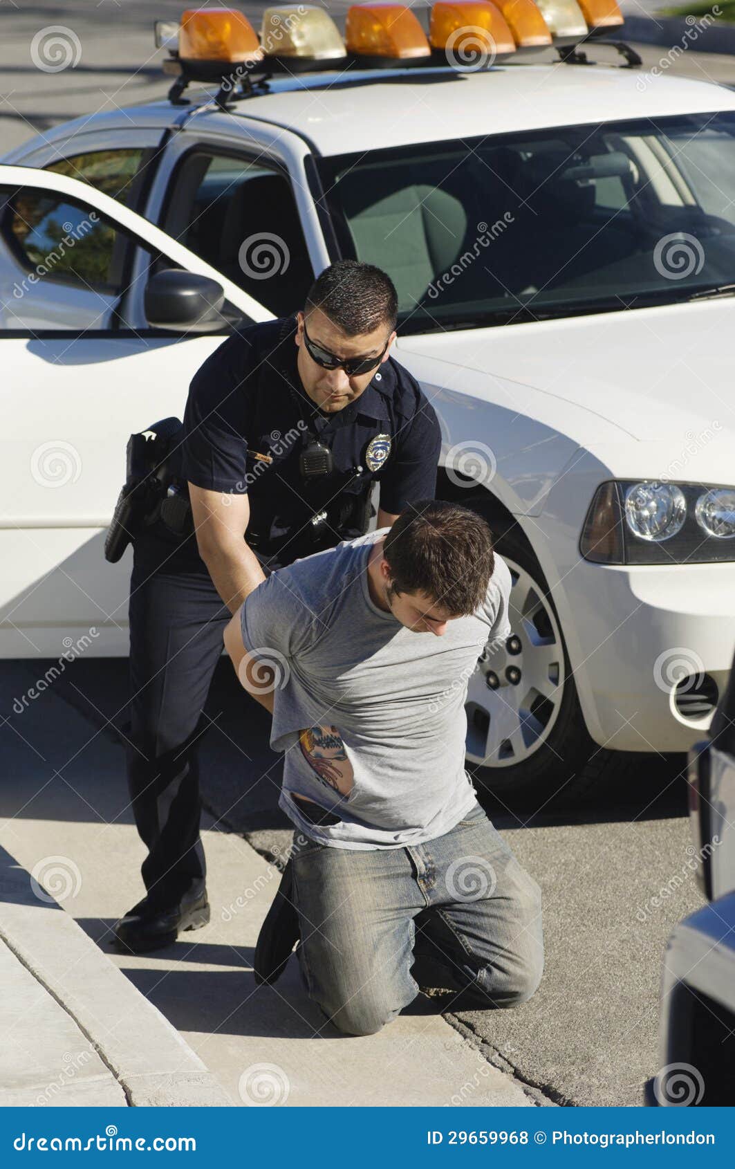 Politieman Arresting Young Man Stock Foto - Image of beroep, agent ...