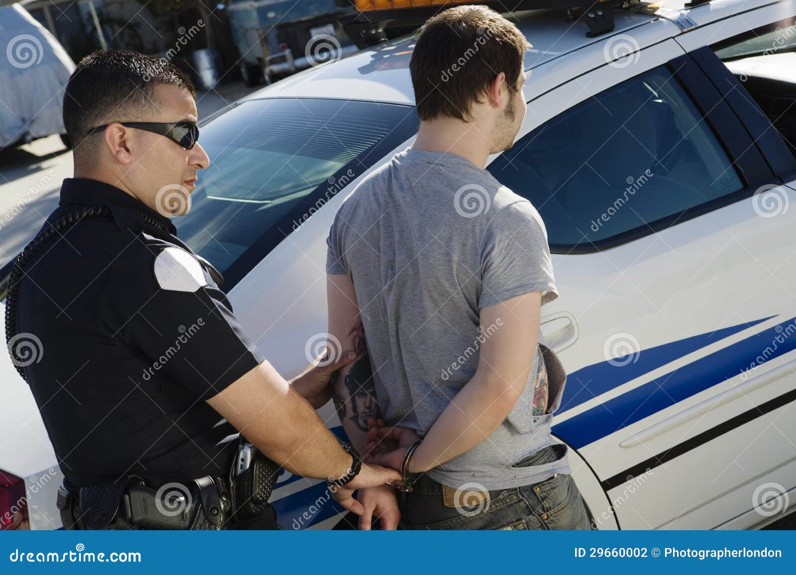 Politieman Arresting Young Man Stock Foto Image Of Patrouille