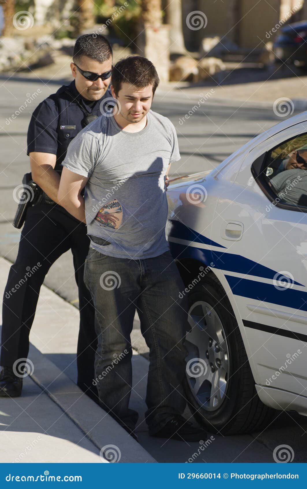 Politieman Arresting Young Man Stock Foto - Image of misdaad, kanon ...