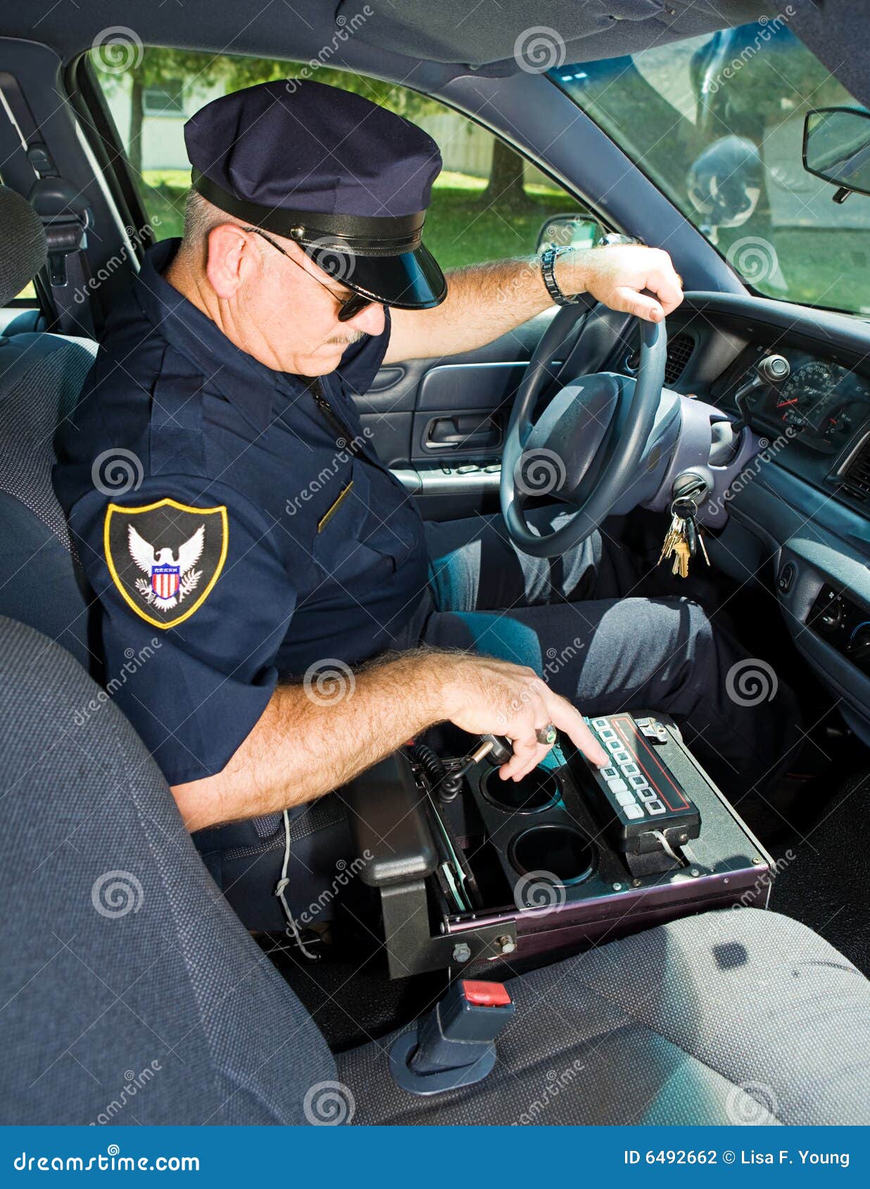 Politieman met Sirene stock foto. Image of veiligheid - 6492662